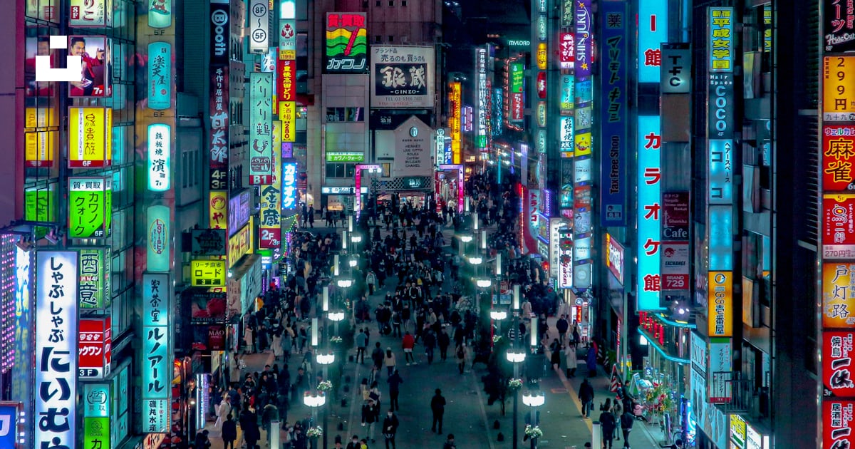 많은 네온 사인으로 가득한 도시 거리 사진 Unsplash의 무료 신주쿠 이미지