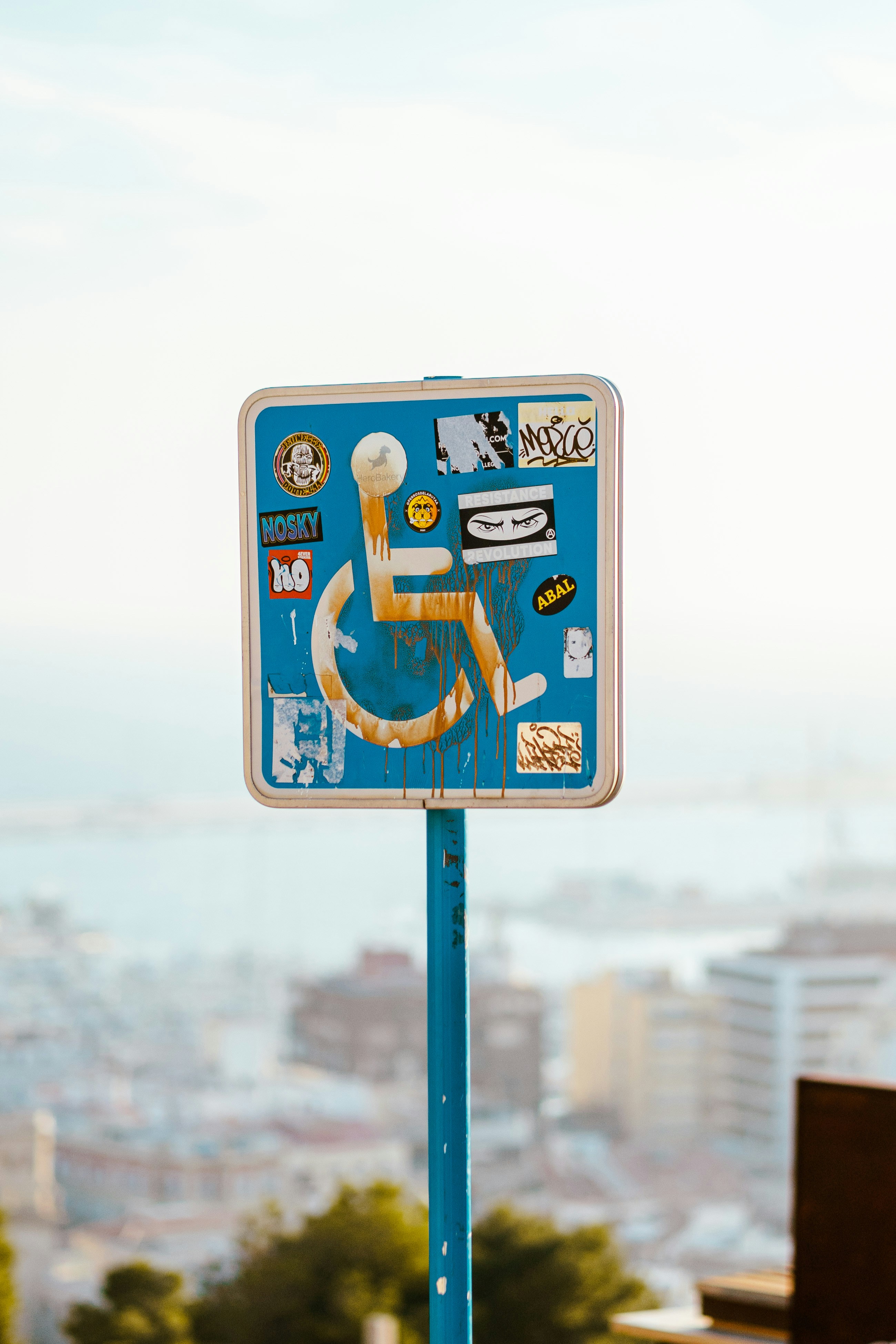 Foto Un letrero azul y blanco con pegatinas – Imagen Azul gratis en ...