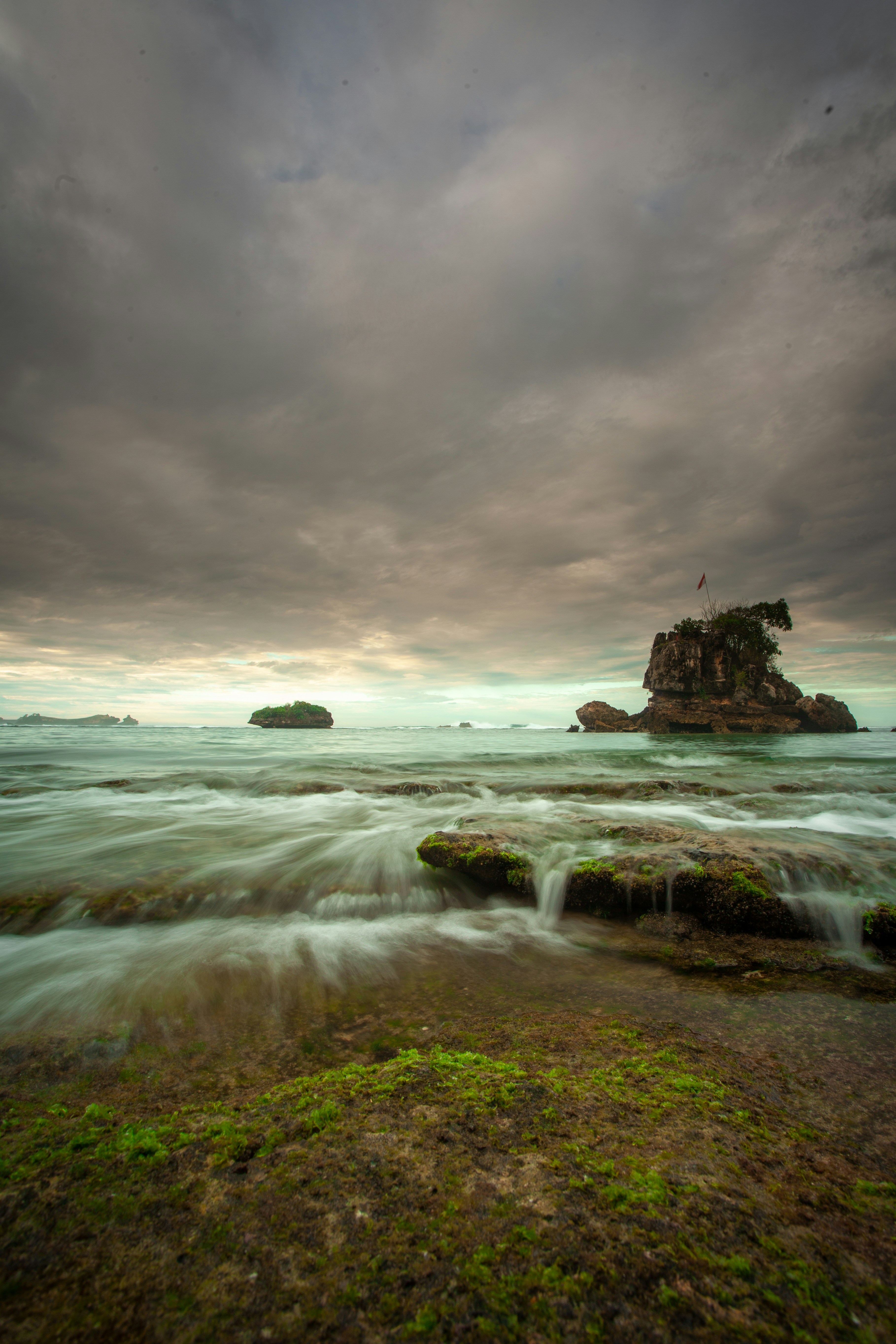 A small island in the middle of a body of water photo – Free Kondang ...