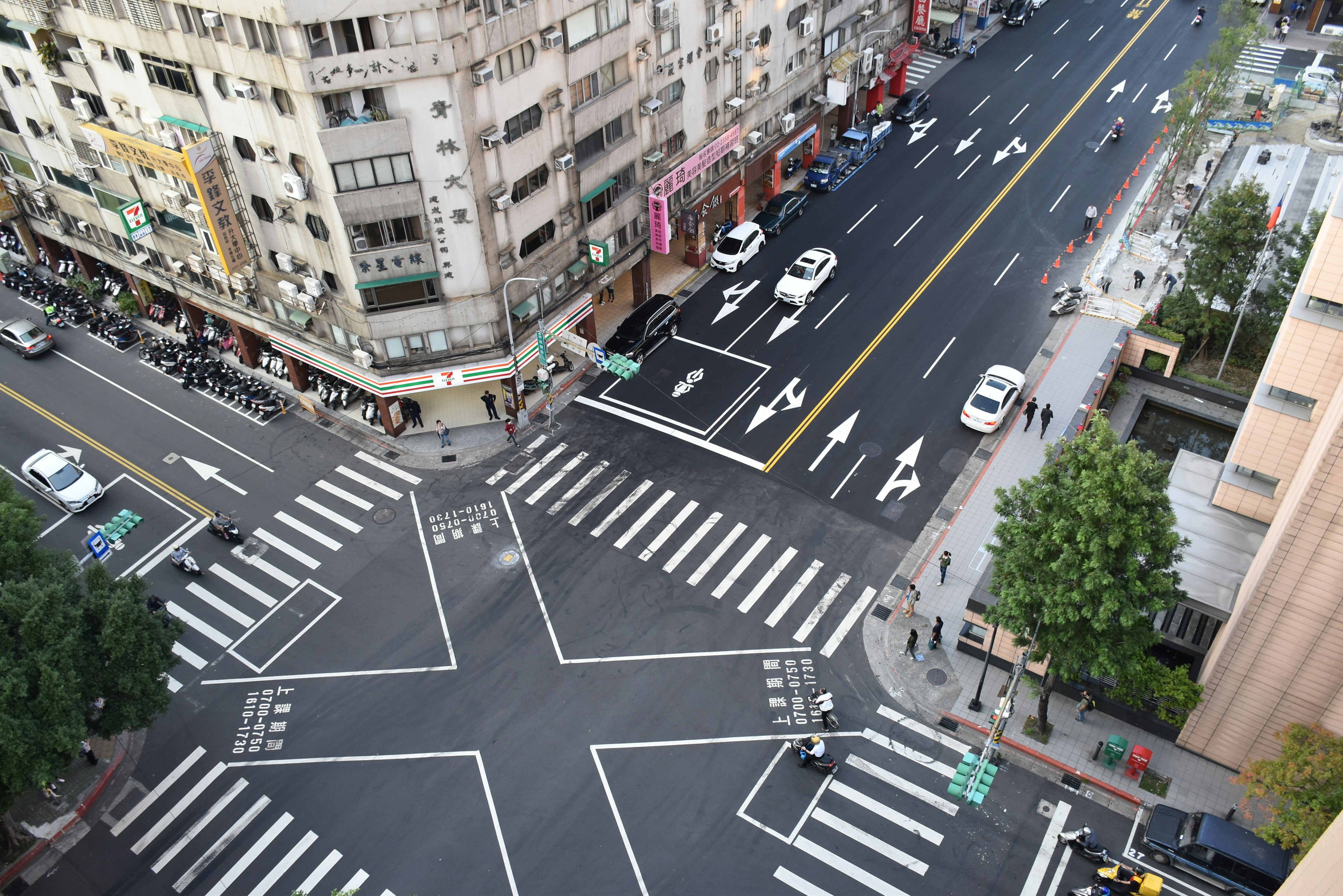An aerial view of an intersection in a city photo – Free Crossroads ...