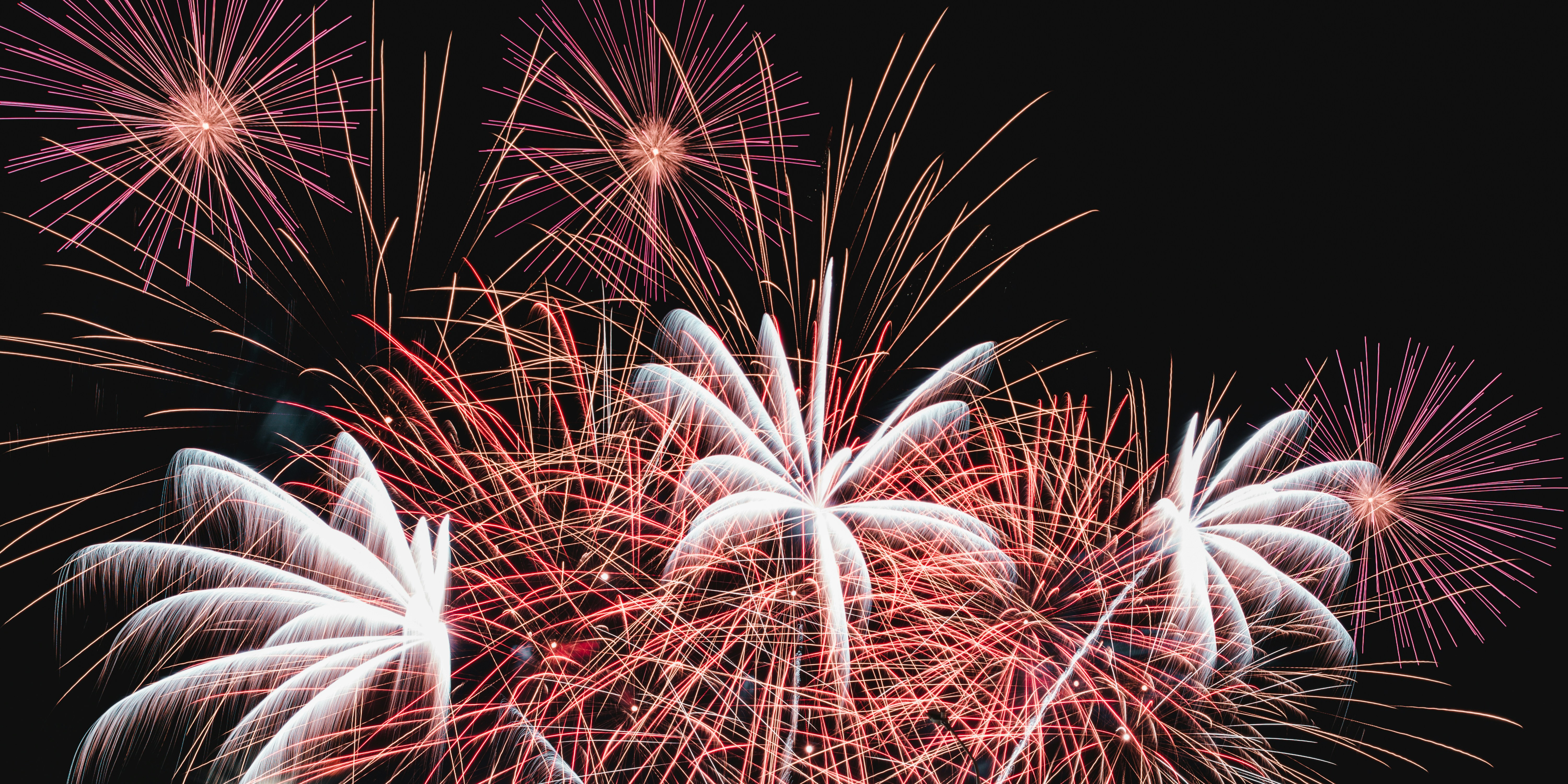 A bunch of fireworks that are in the sky photo – Free Christmas Image ...