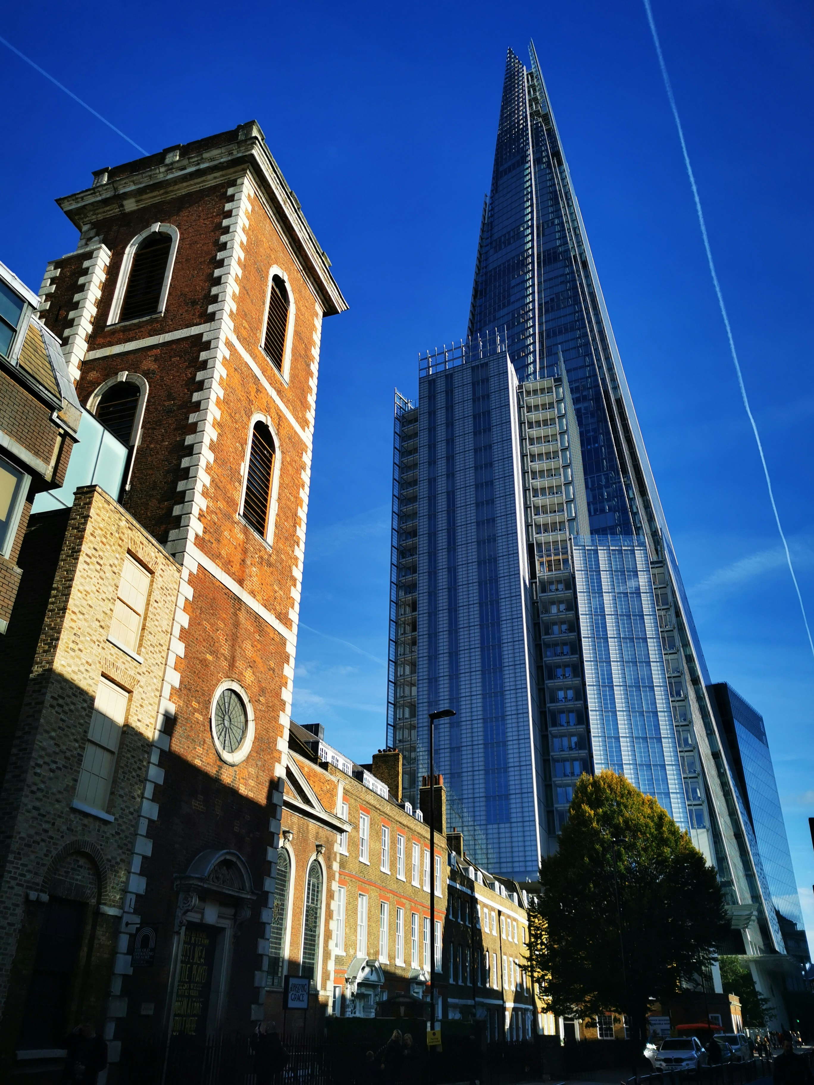 Un très grand bâtiment à côté d’un très grand immeuble photo – Photo ...