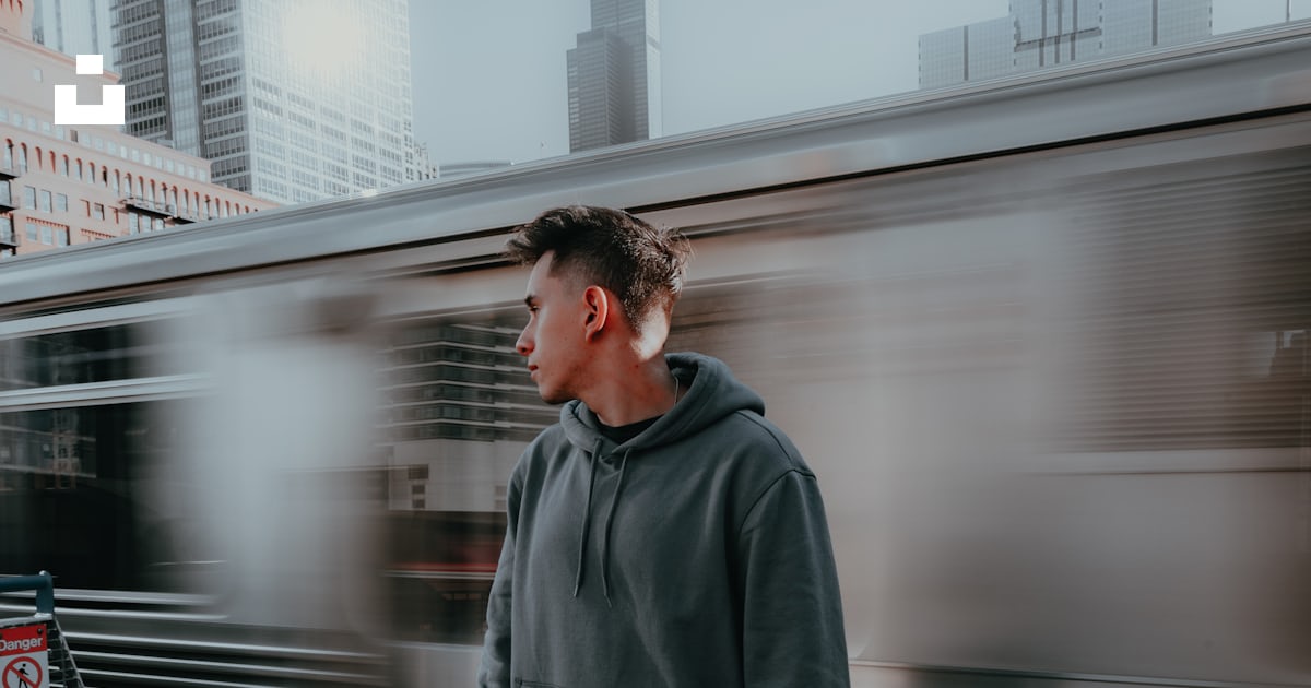 Un Homme Debout Sur Un Quai Devant Un Train Photo Photo Former