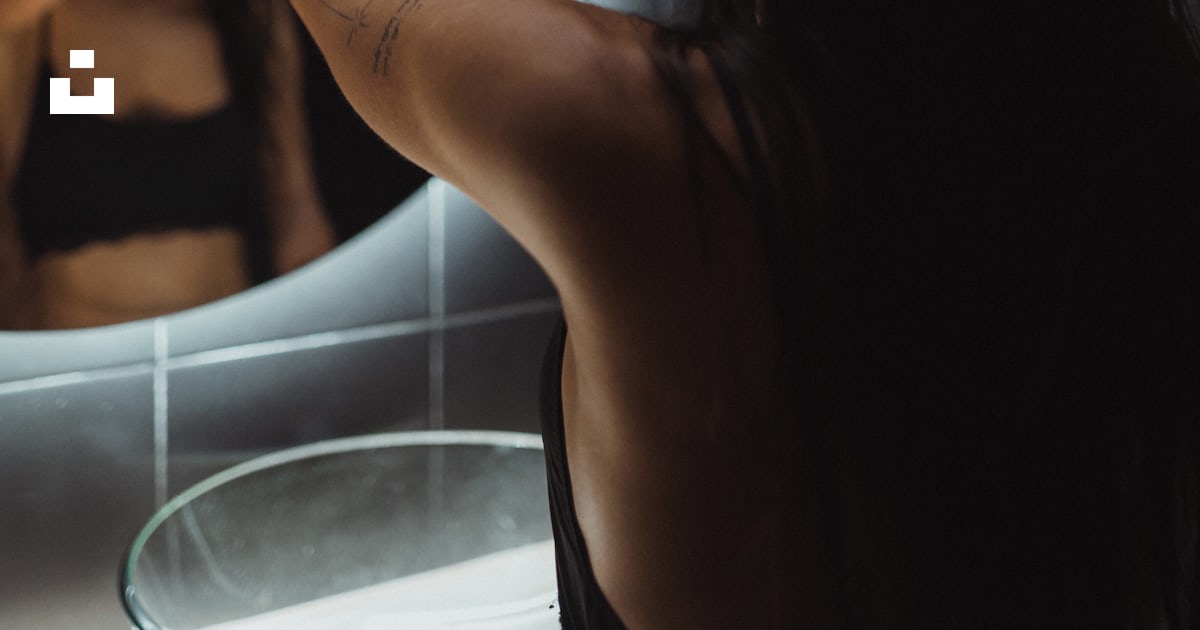 Foto Una Mujer Parada Frente Al Espejo De Un Baño Imagen Portugal