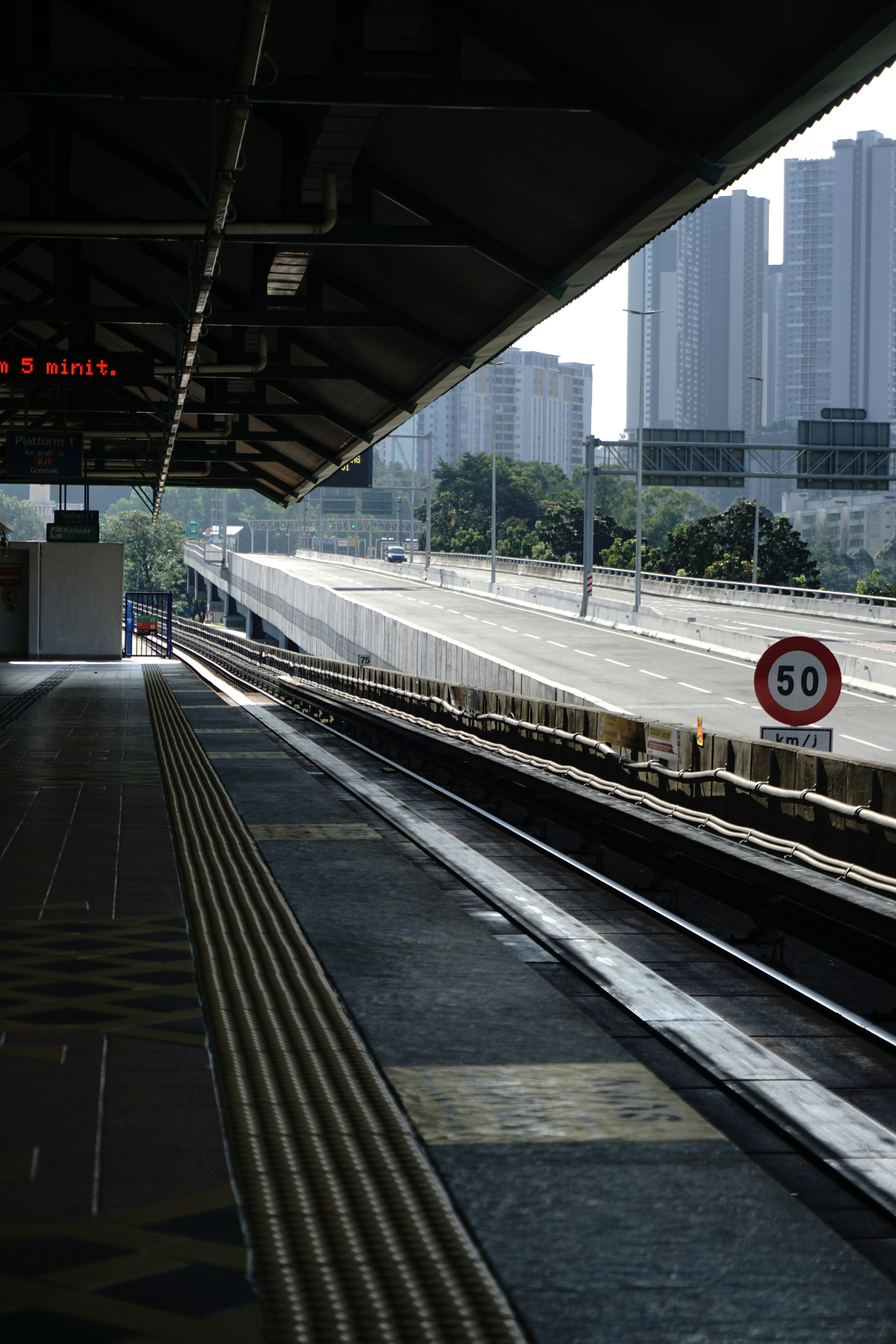 Une gare avec un train sur les rails photo – Photo Former Gratuite sur ...