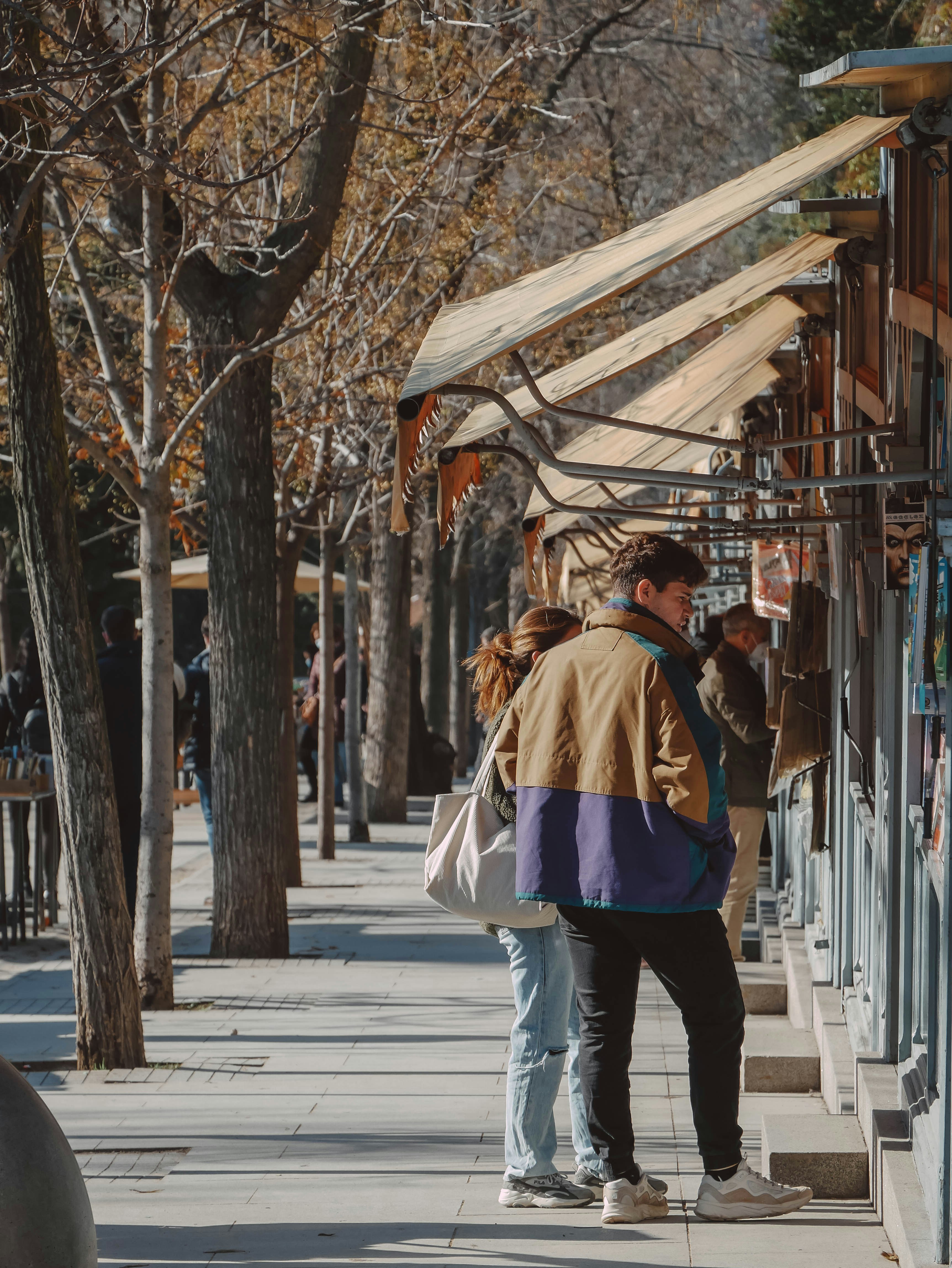 Color-Block Jacket Moment at a Sunlit Shopfront Row