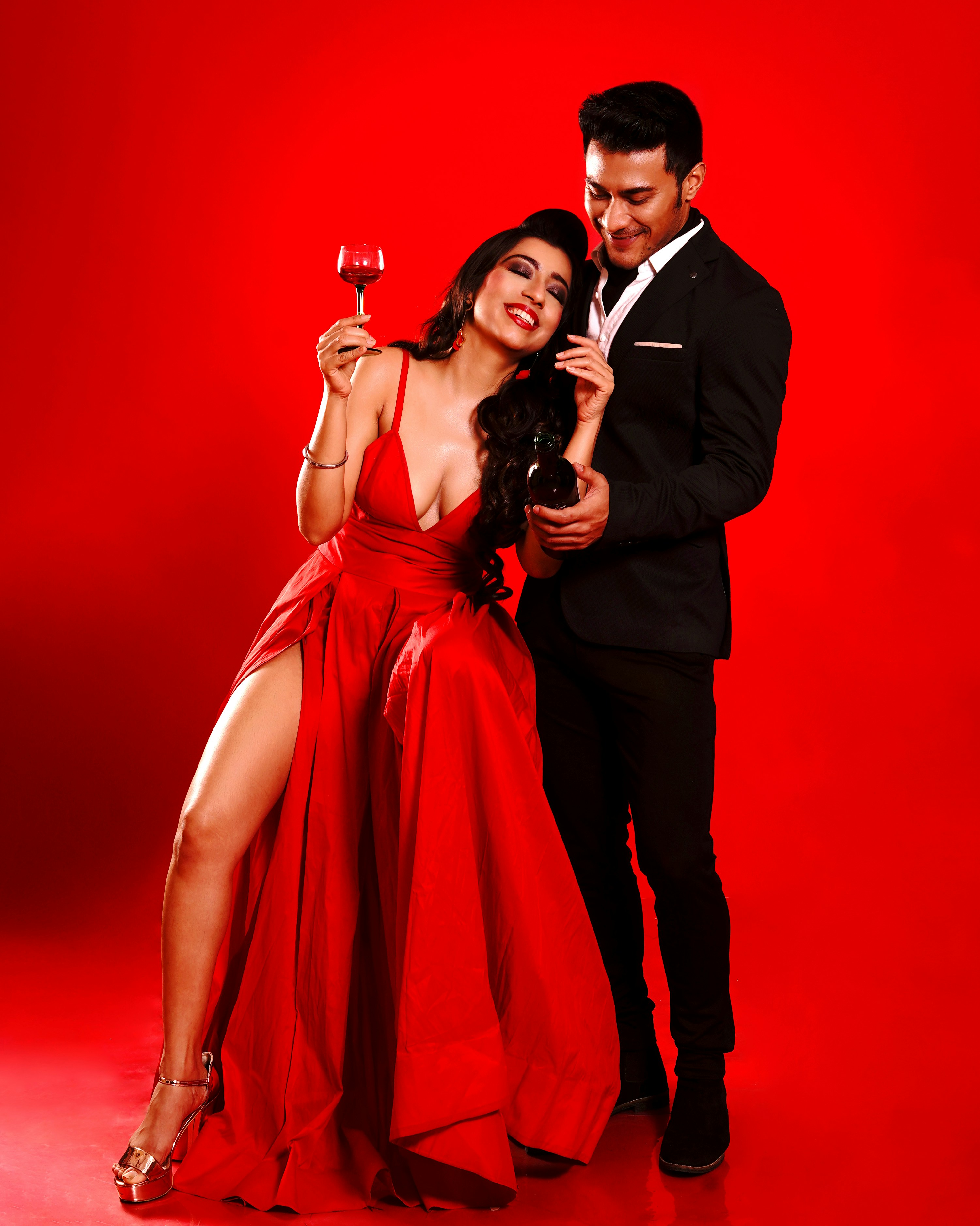 Un homme en smoking debout à côté d’une femme en robe rouge photo – Photo Vin Gratuite sur Unsplash