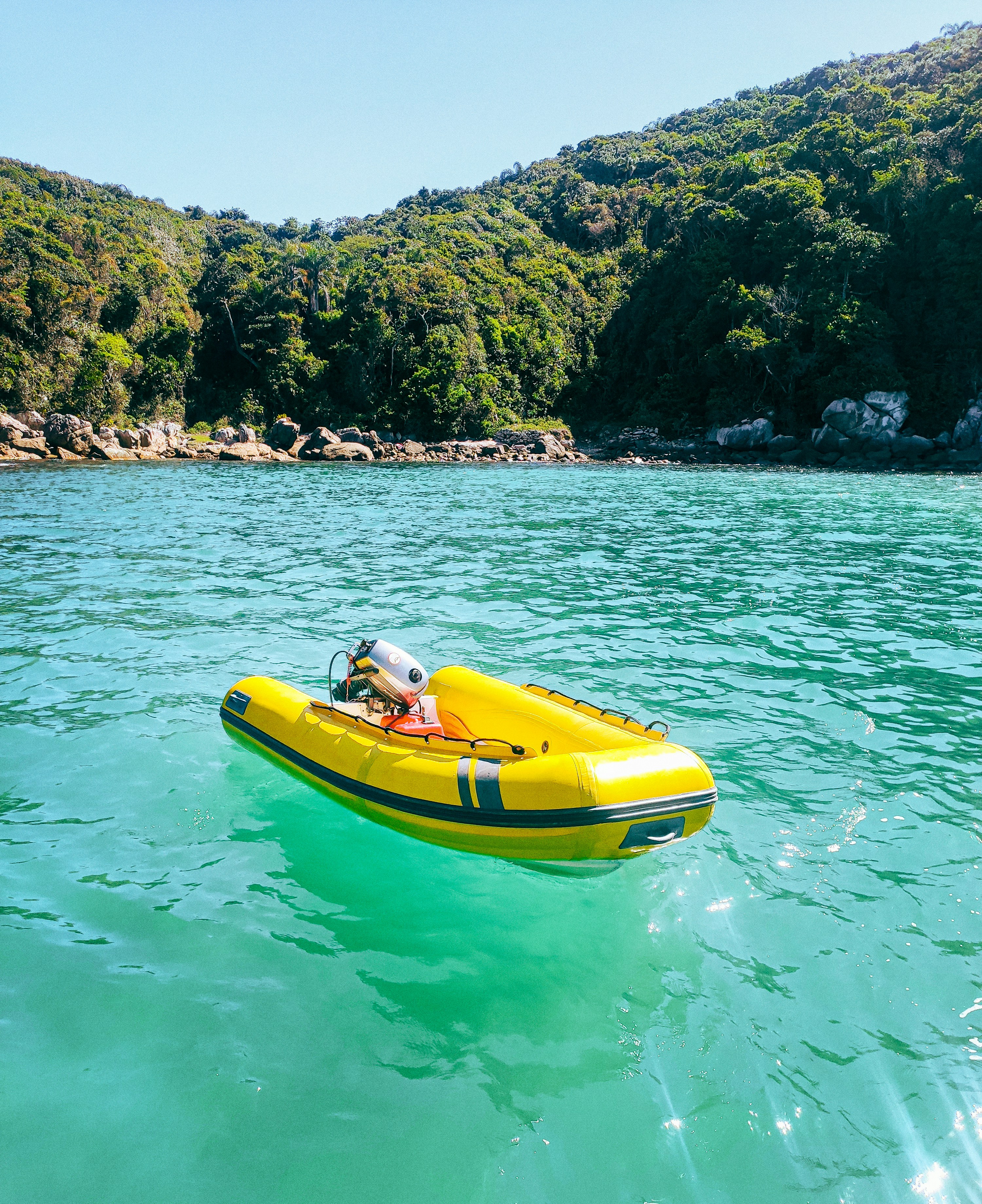 A yellow boat floating on top of a body of water photo – Free Bombinhas ...