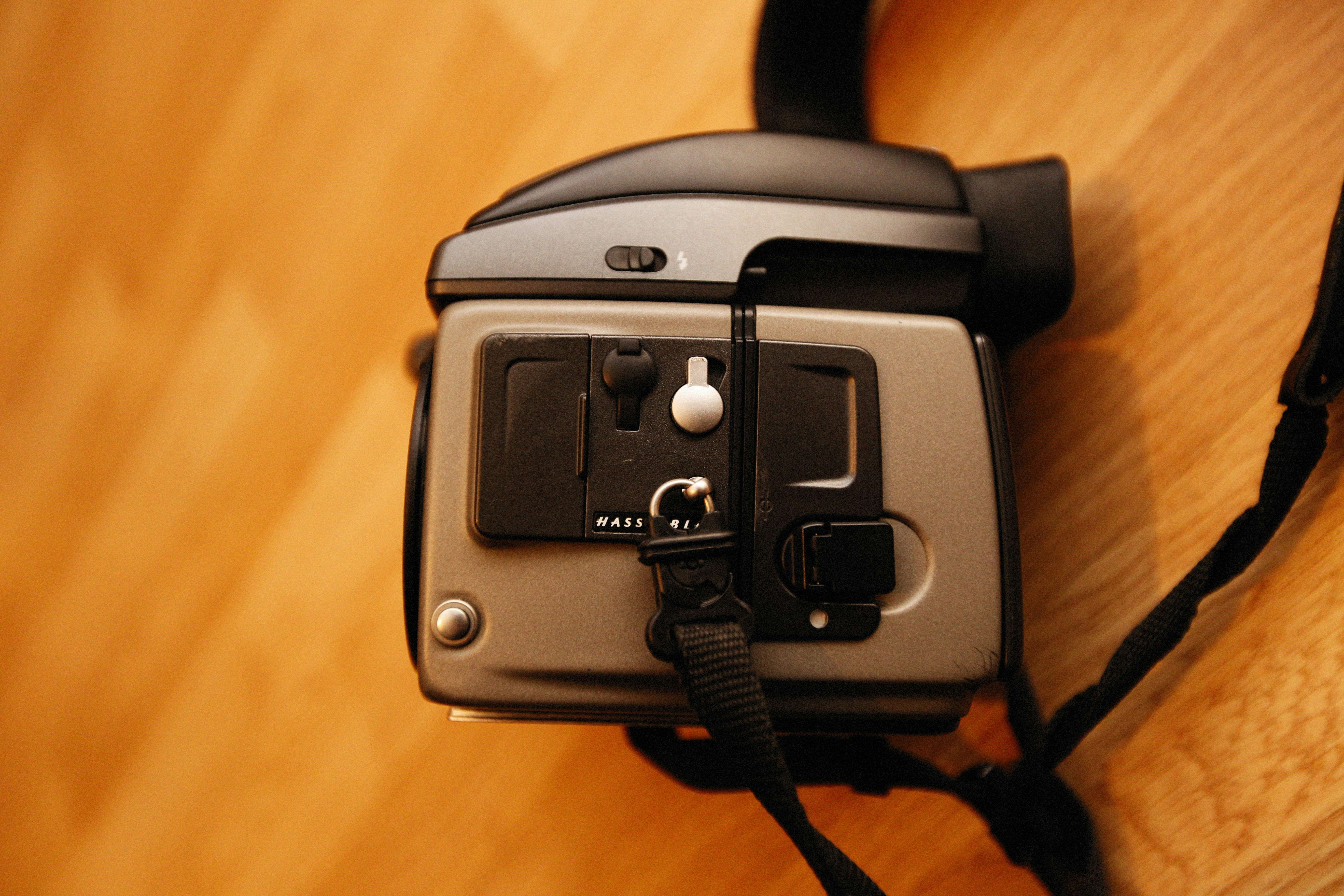 Gros plan d’une caméra sur un plancher en bois photo – Photo 카메라 ...