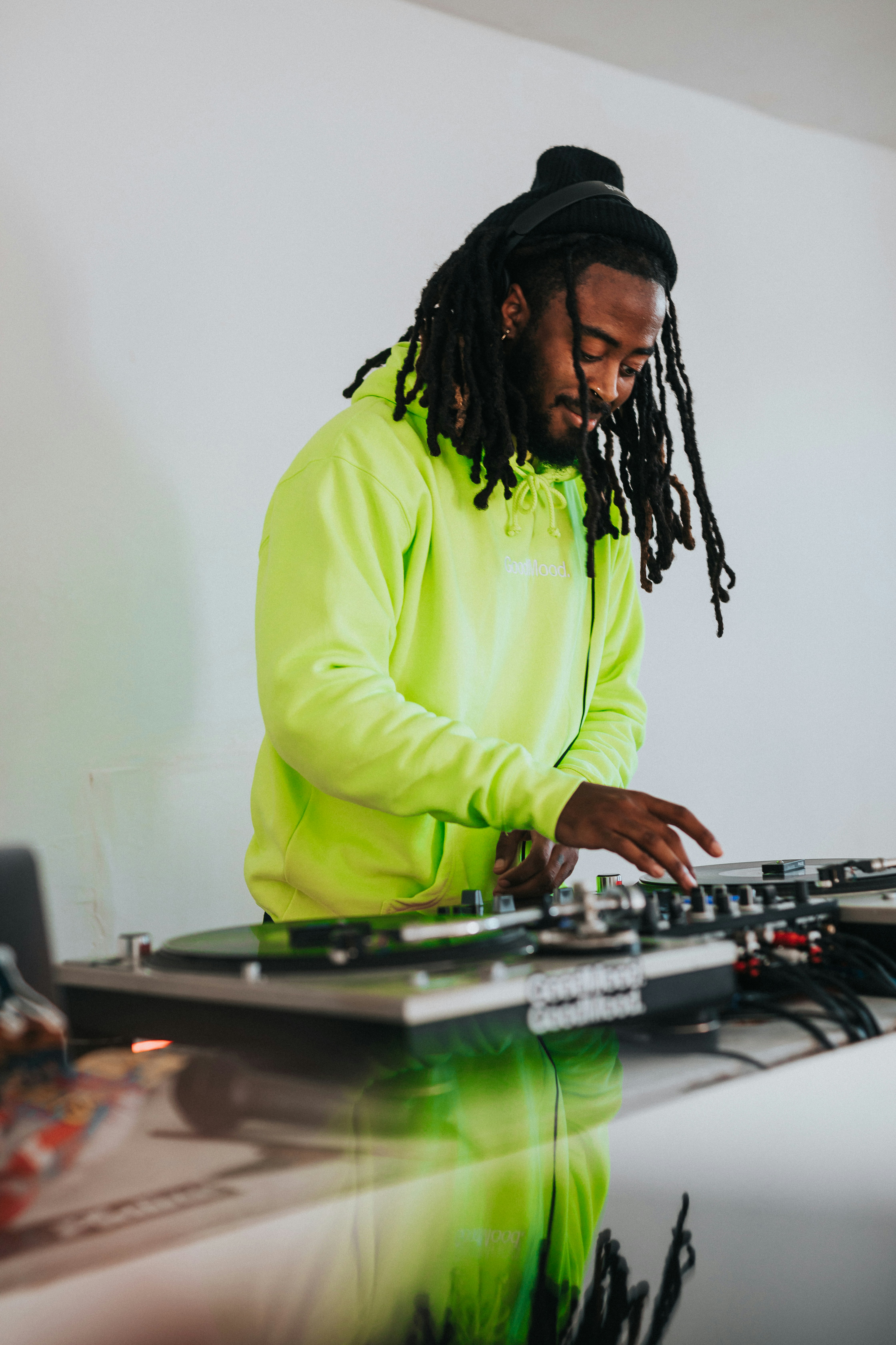 A man with dreadlocks playing a dj set photo – Free Dj Image on Unsplash