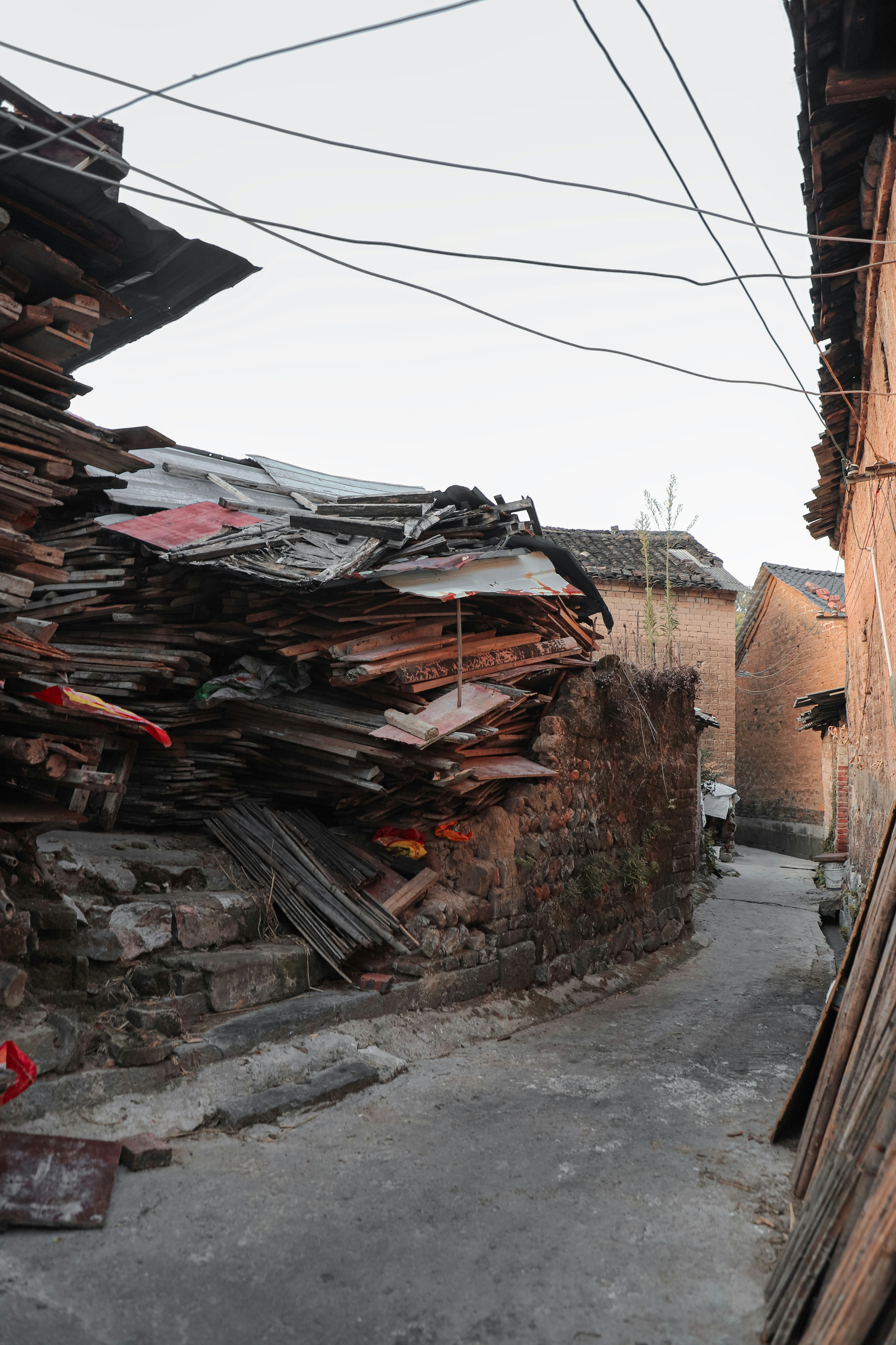 A street with a bunch of junk on the side of it photo – Free Urban ...