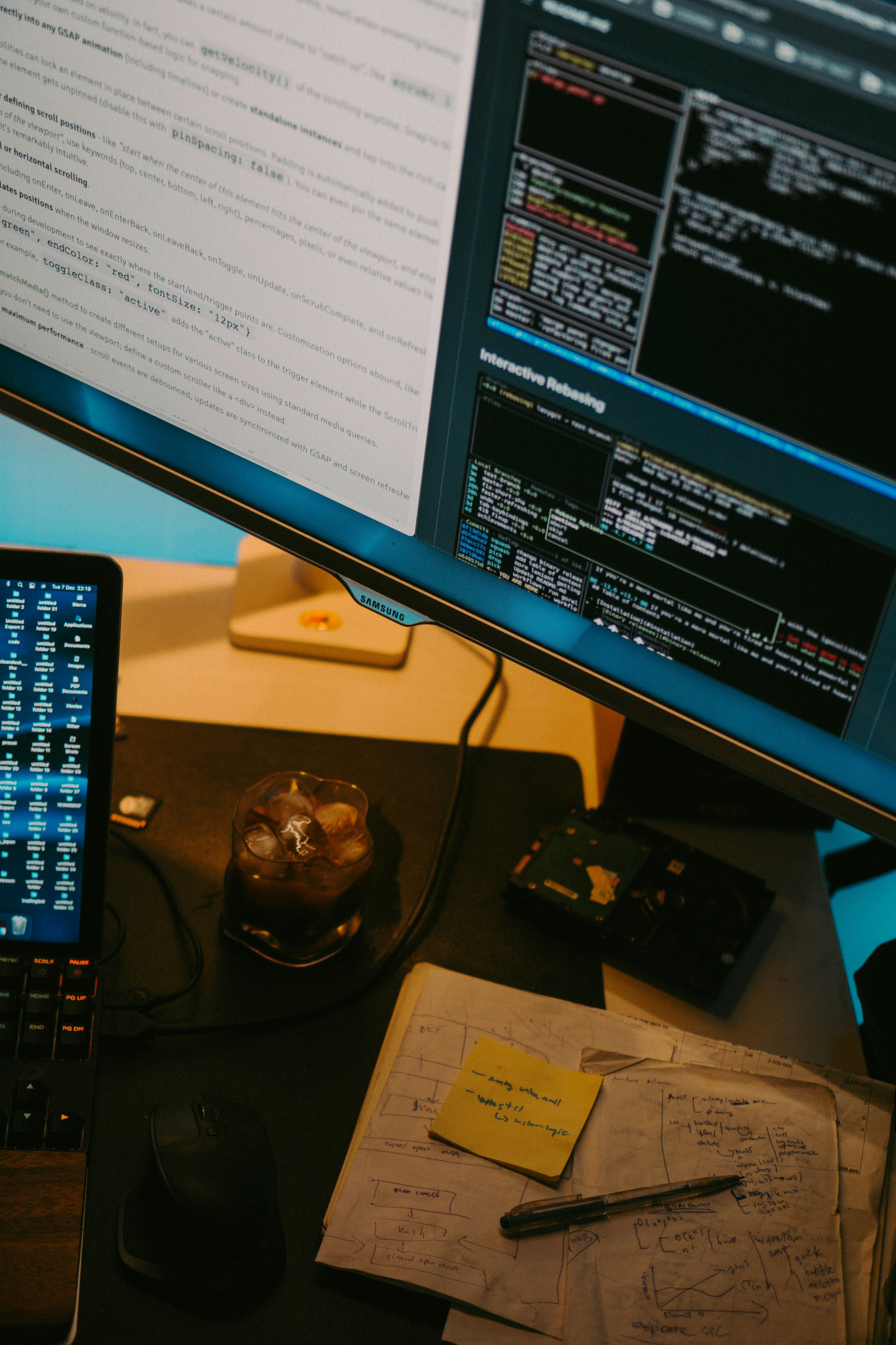 Una computadora portátil sentada encima de un escritorio junto a un ...