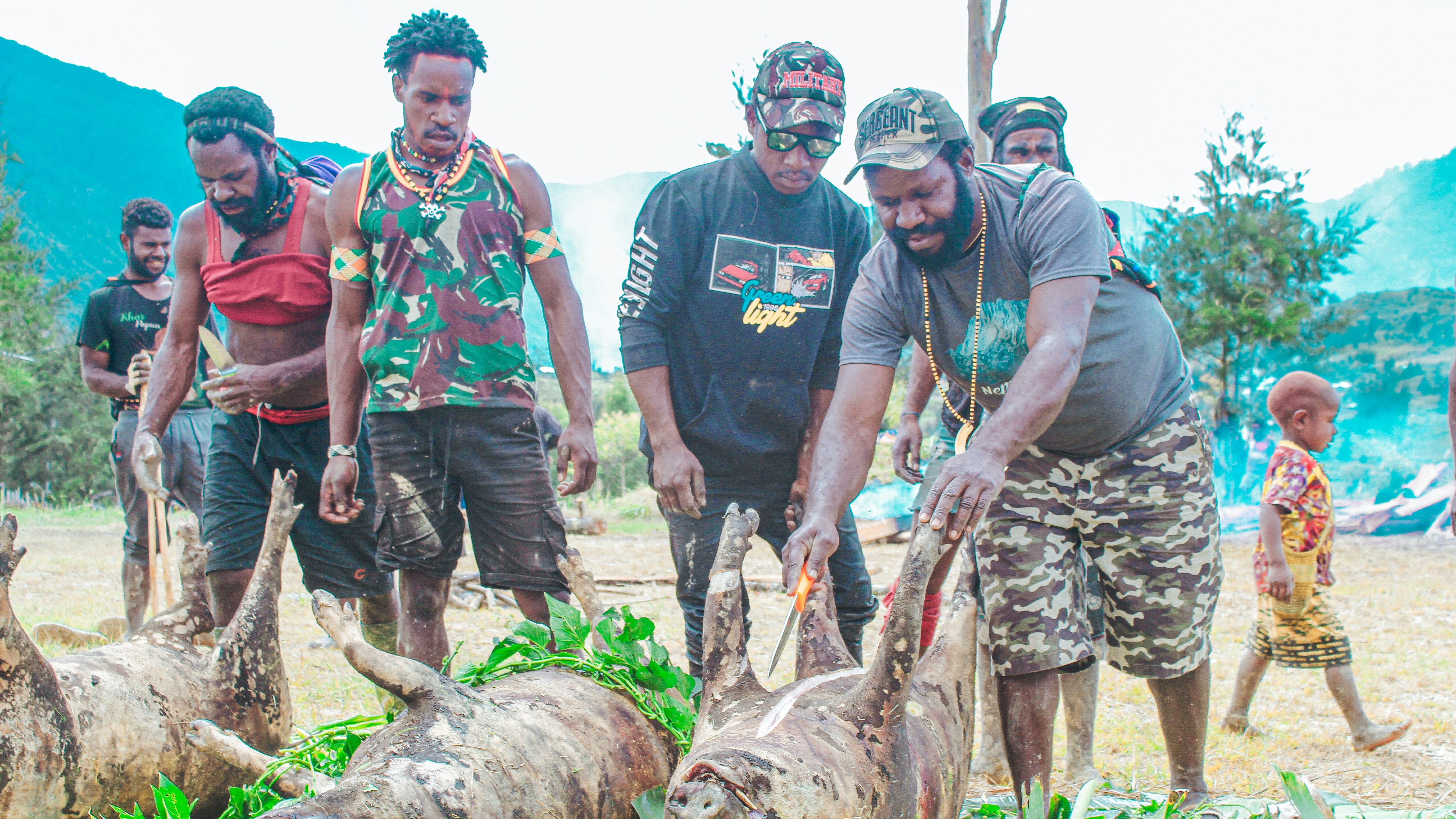 Un grupo de personas de pie alrededor de un animal muerto foto – Imagen ...