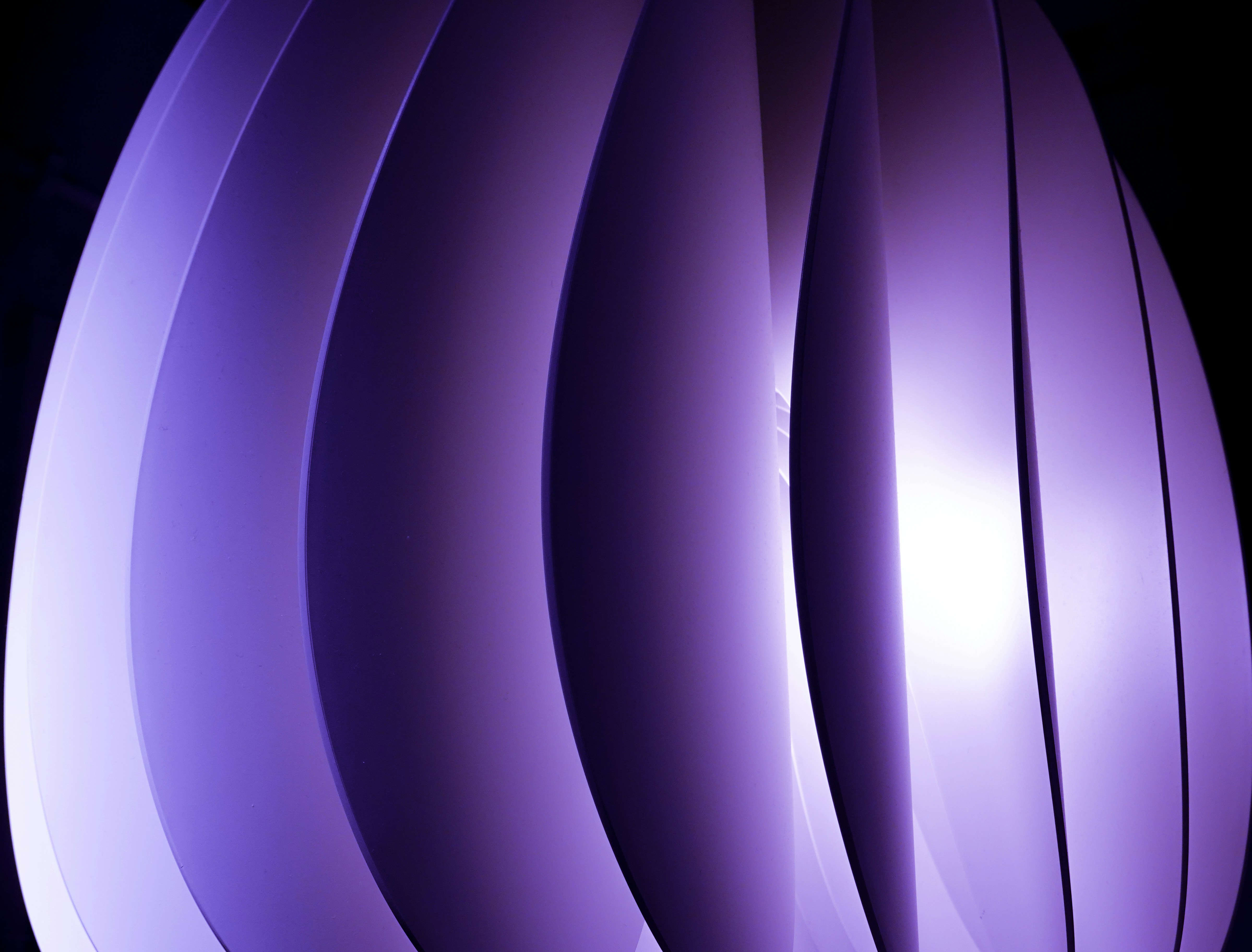 Gros plan d’un objet violet avec un fond noir photo – Photo Violet ...