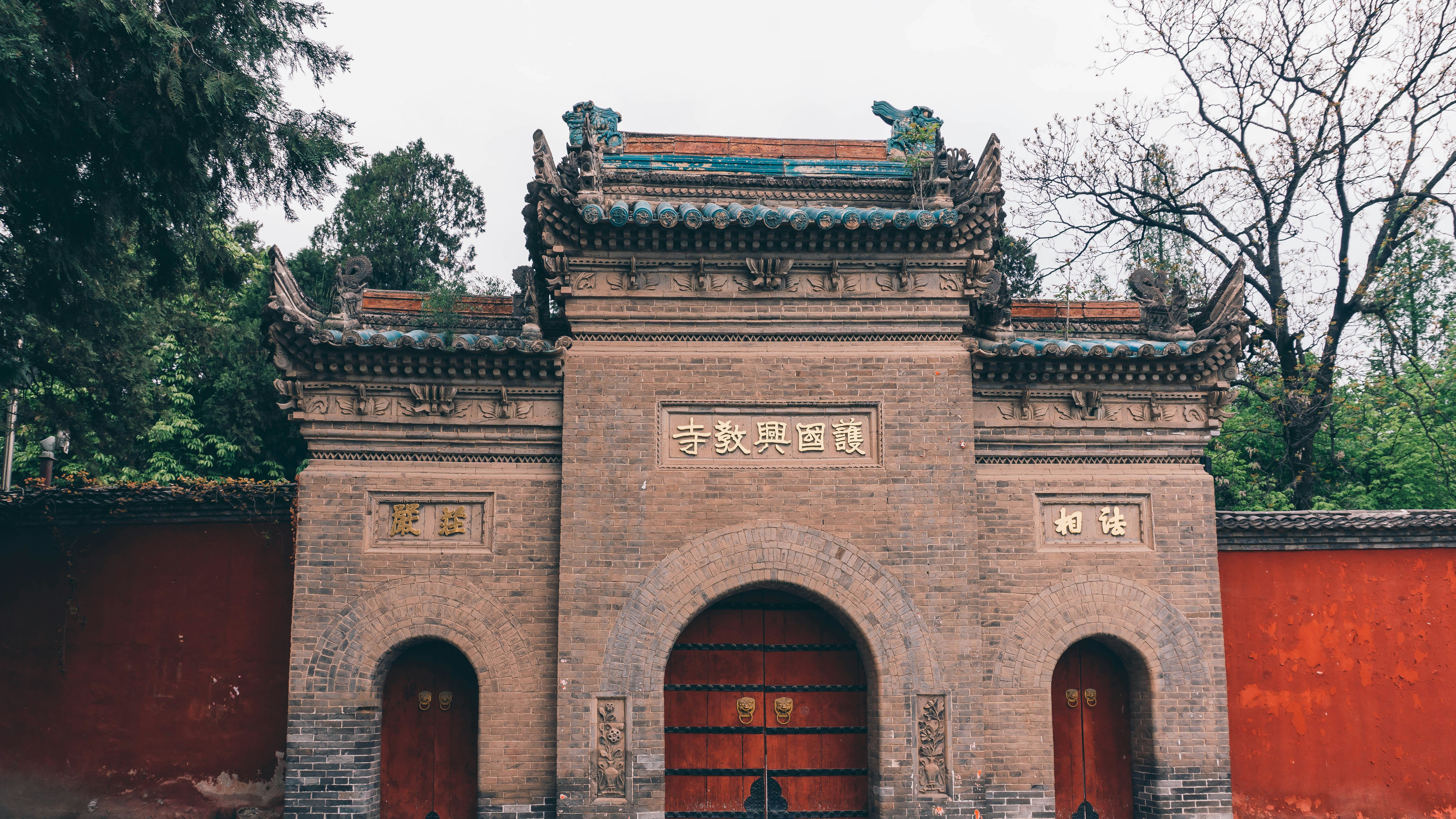 A tall gate with a red door in front of a red wall photo – Free 历史 ...