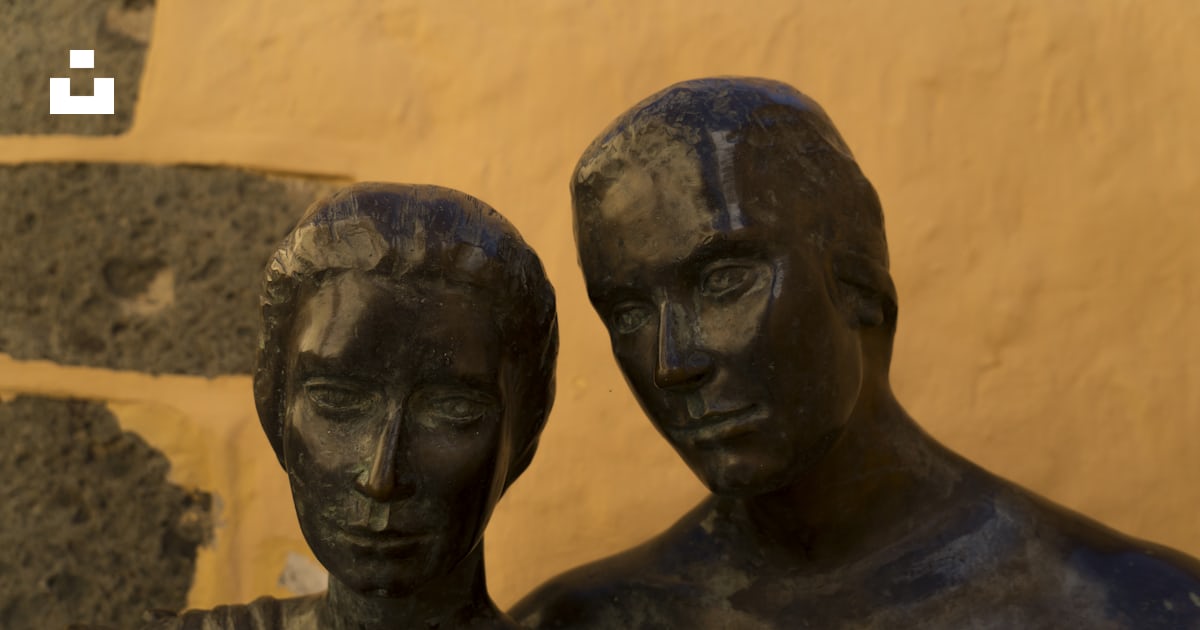 Foto Una Estatua De Dos Personas De Pie Una Al Lado De La Otra Imagen