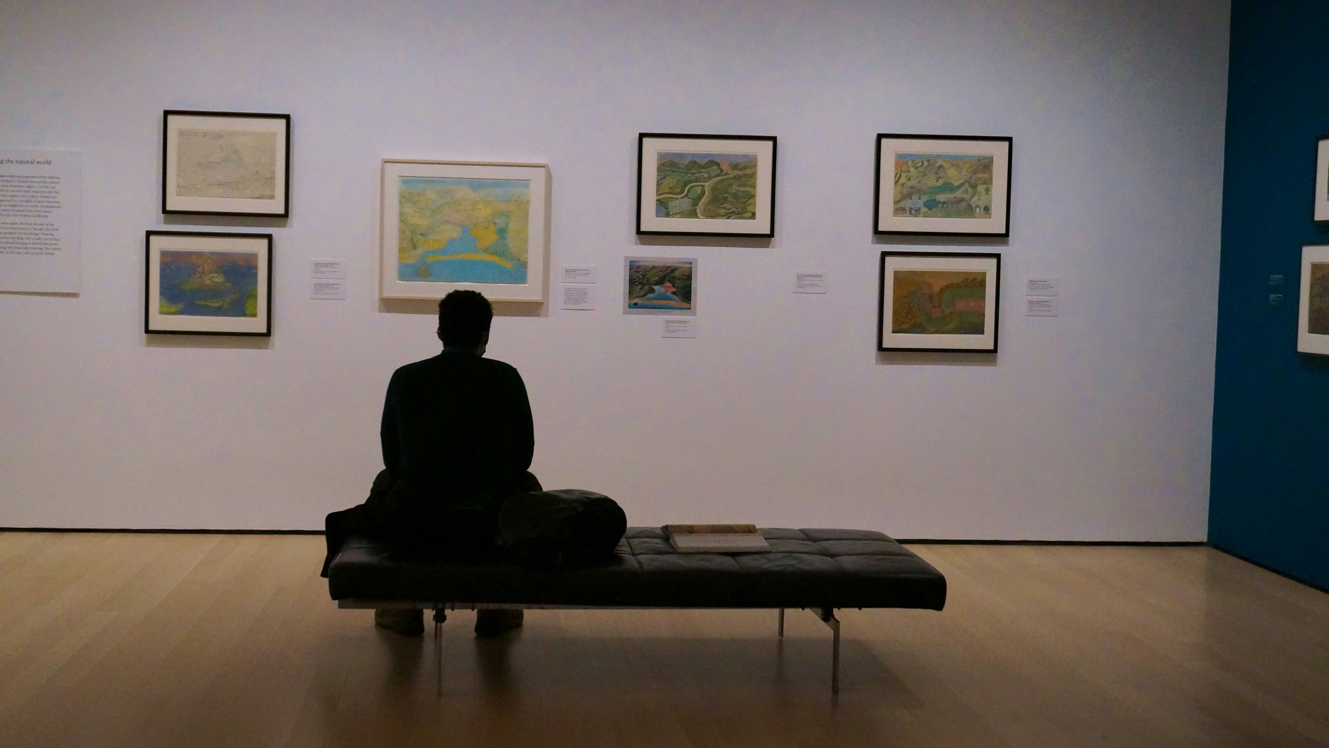 Une personne assise sur un banc dans un musée photo – Image gratuite de ...