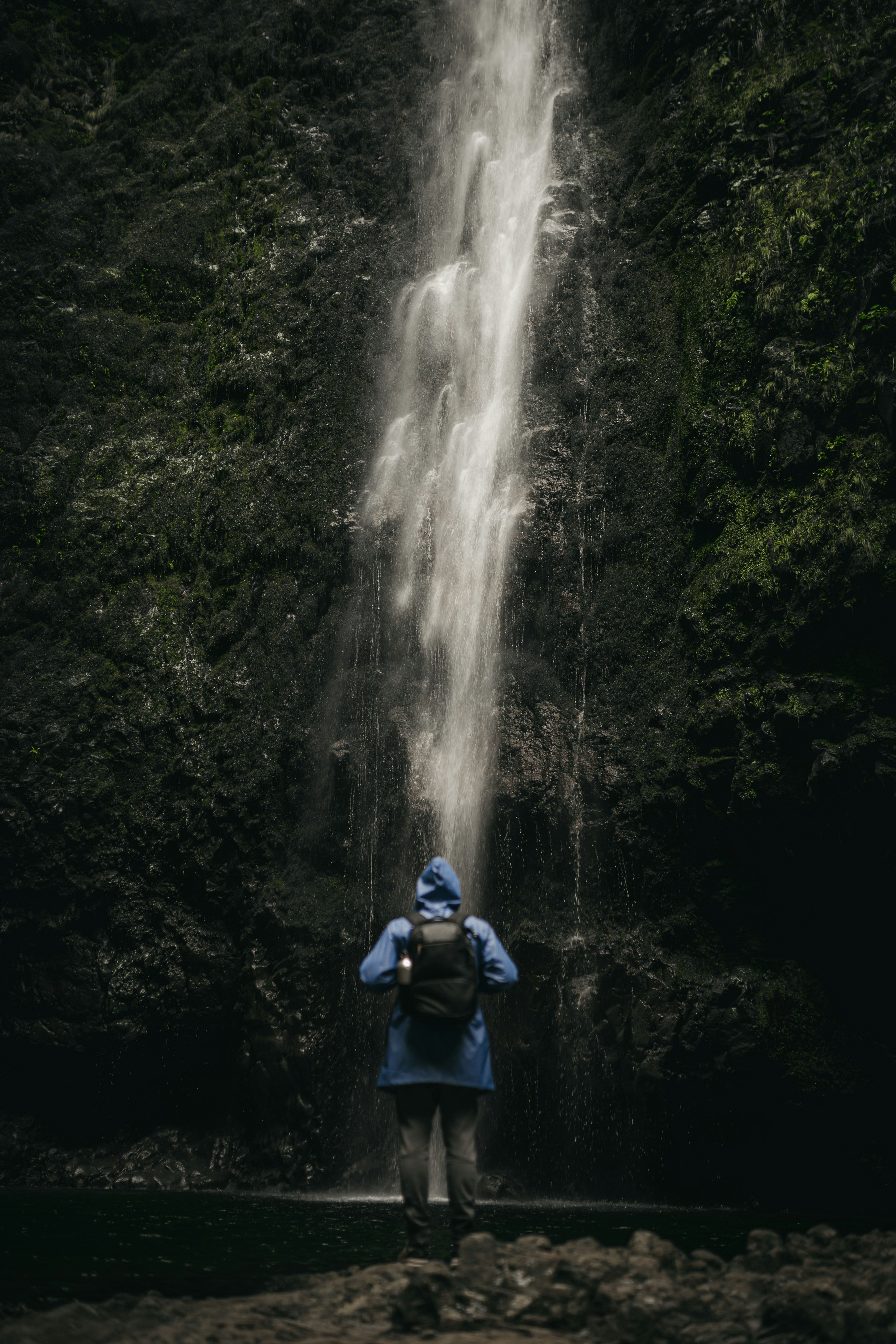 Une personne debout devant une cascade photo – Photo Gris Gratuite sur ...