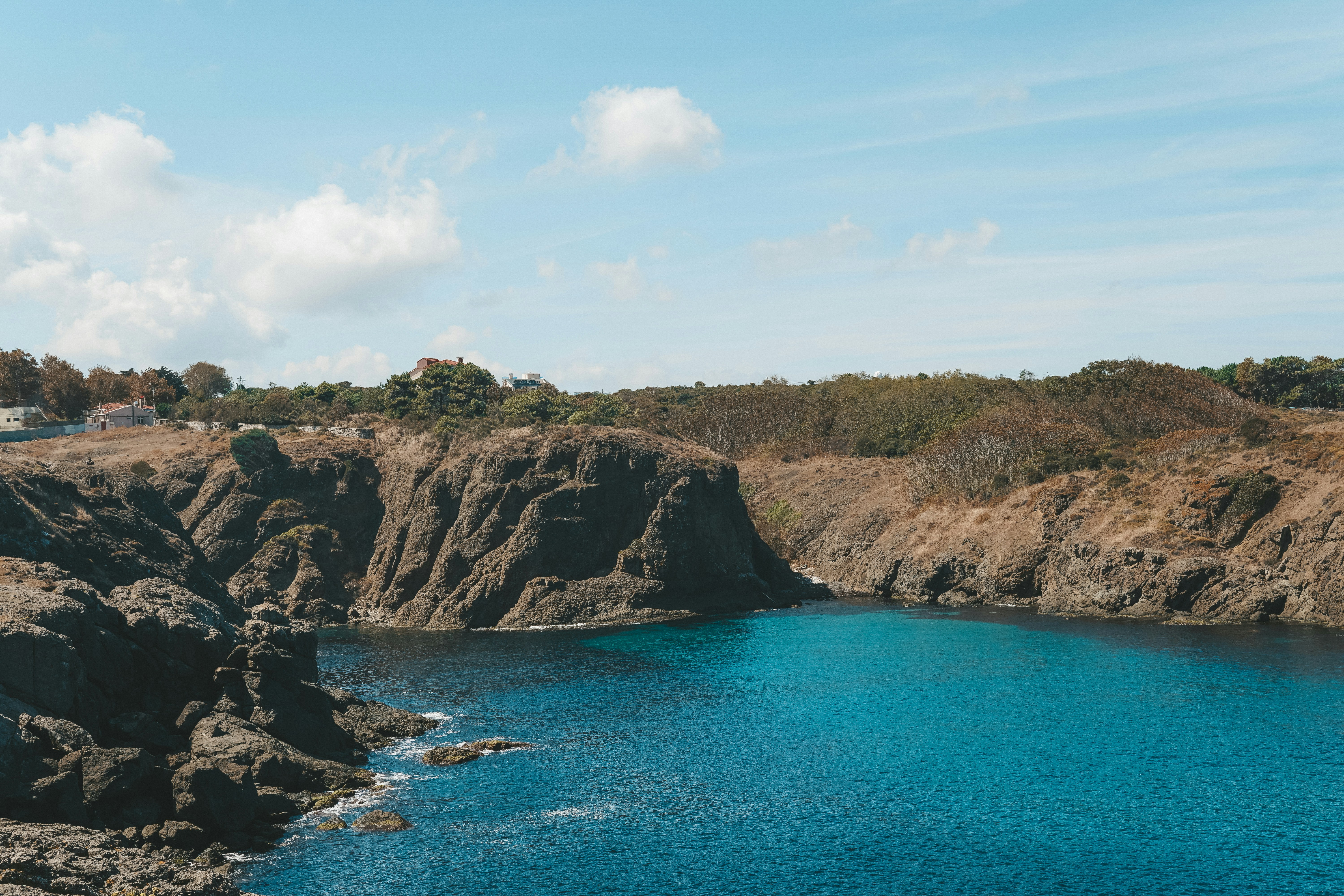 Un grand plan d’eau près d’un rivage rocheux photo – Photo Turquie ...