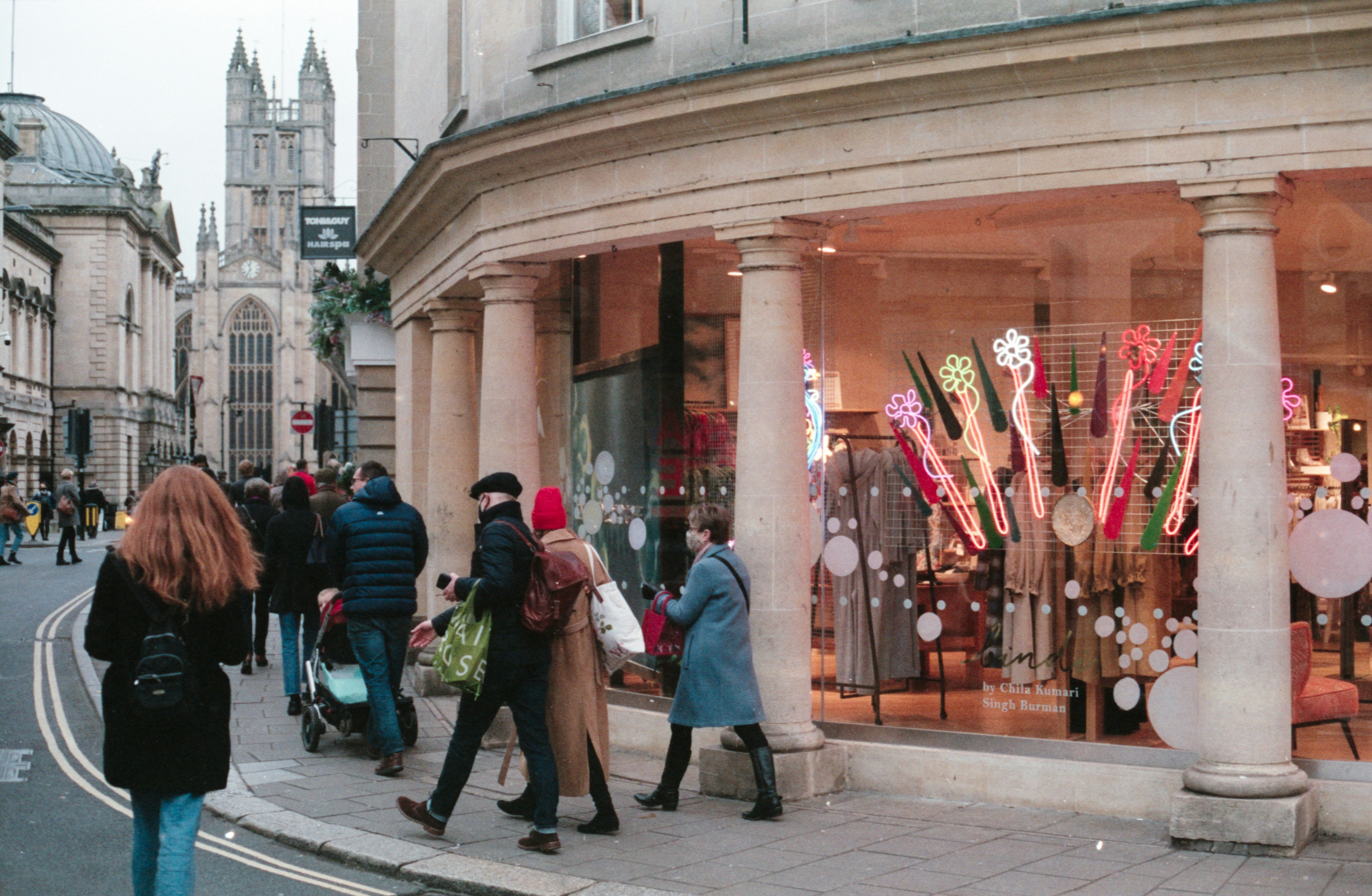 Un groupe de personnes marchant sur un trottoir photo – Photo Bain ...