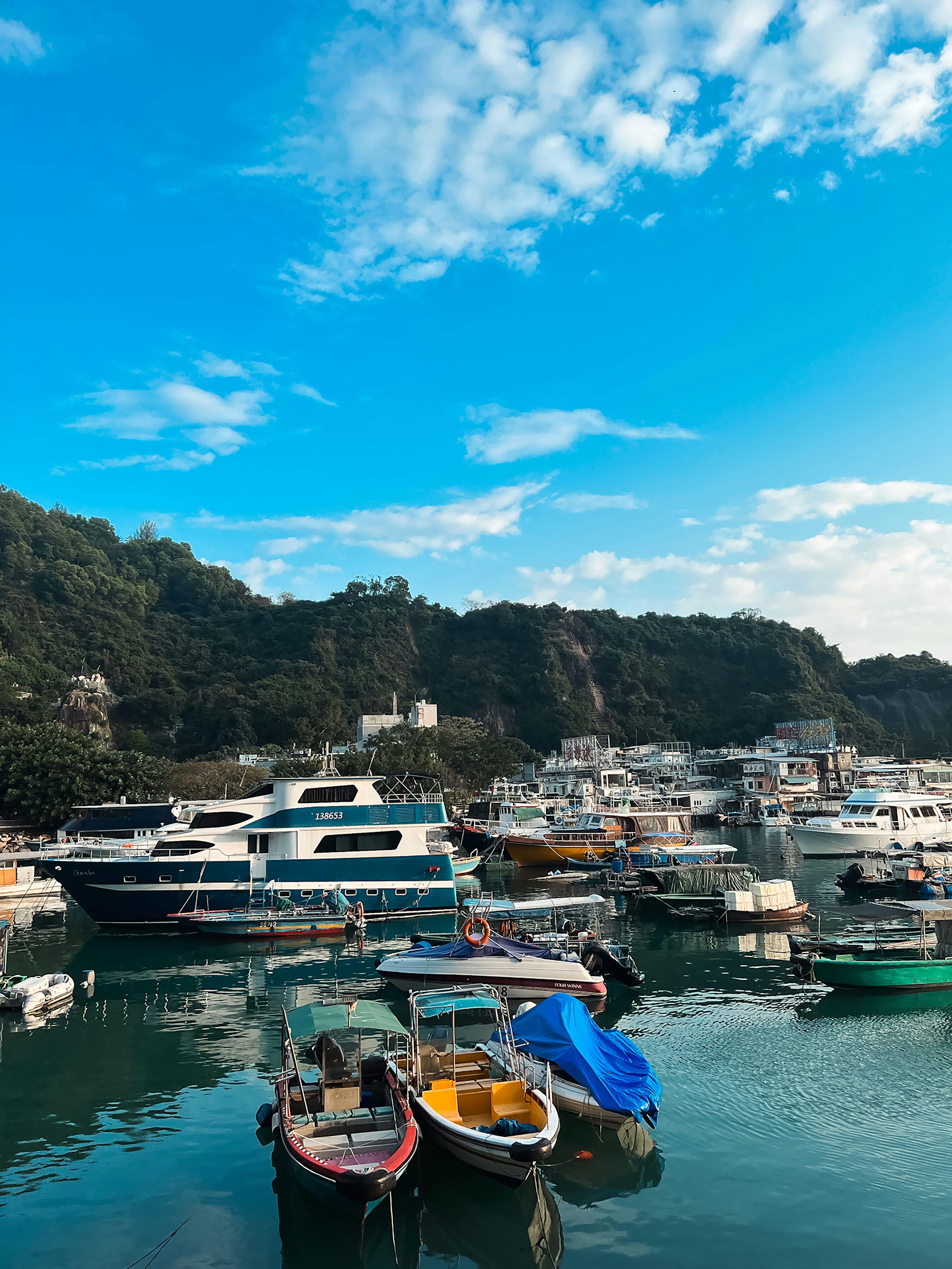 Foto Un puerto lleno de muchos barcos bajo un cielo azul – Imagen Barco ...