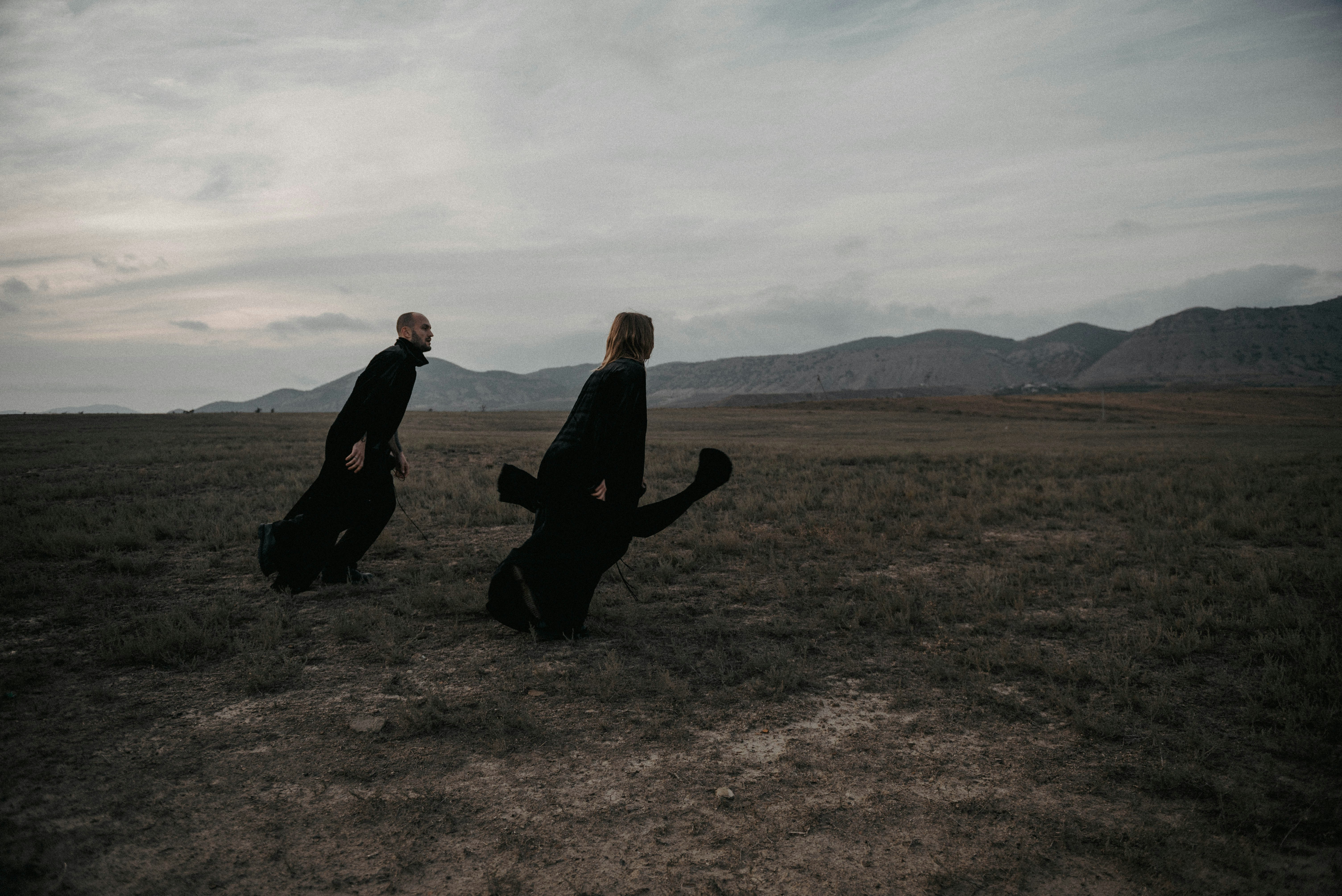 Two Figures in a Leaden Flatland: A Quiet Pursuit