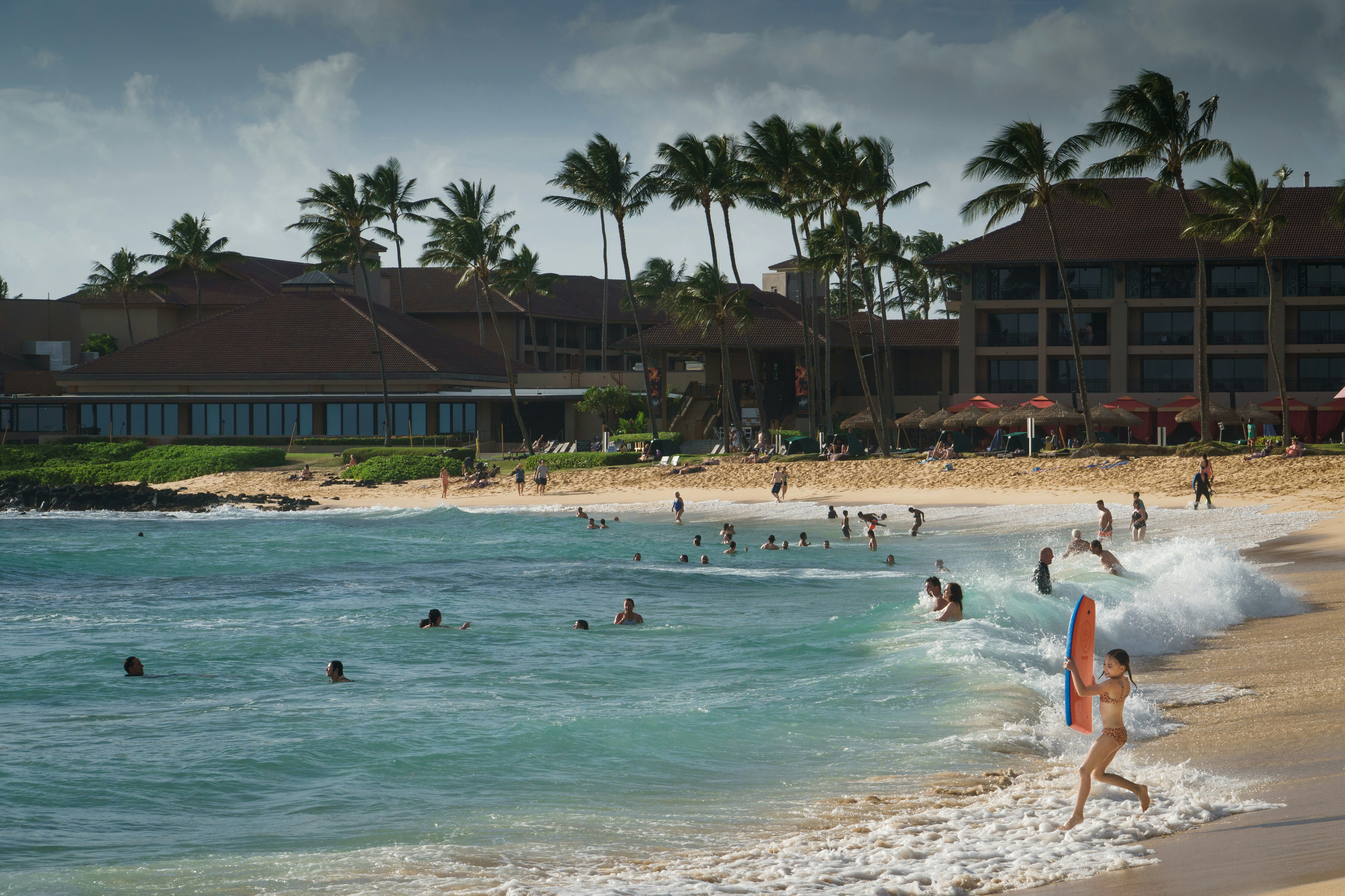 Foto zum Thema Ein überfüllter Strand mit Menschen, die im Wasser ...