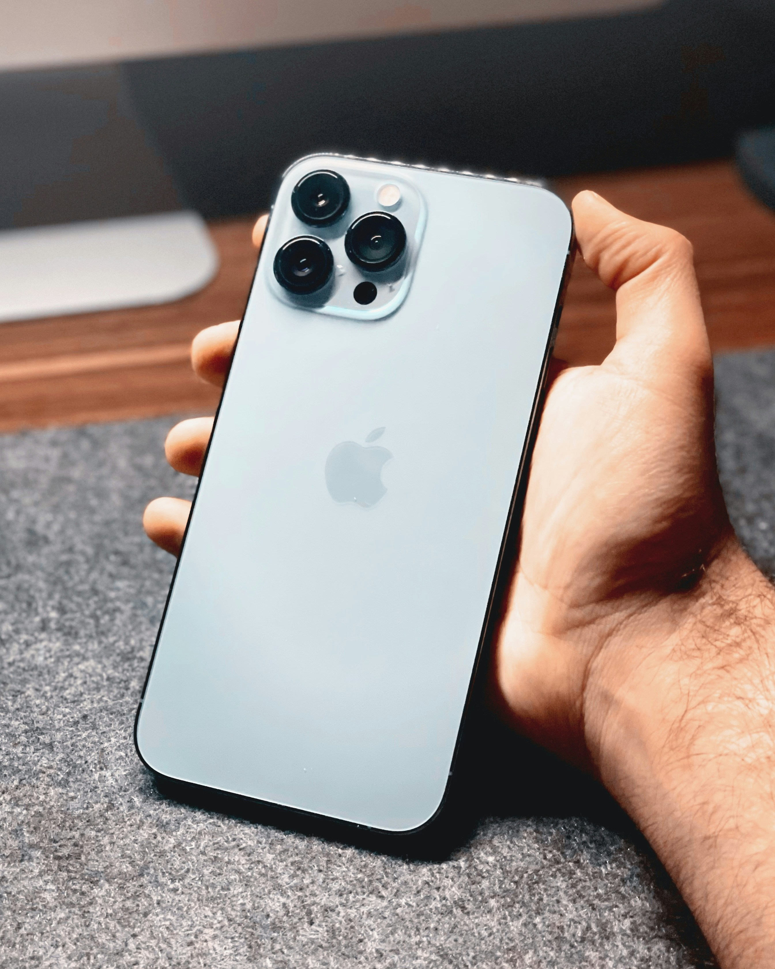 Una persona sosteniendo un iPhone en la mano foto – Imagen de ...