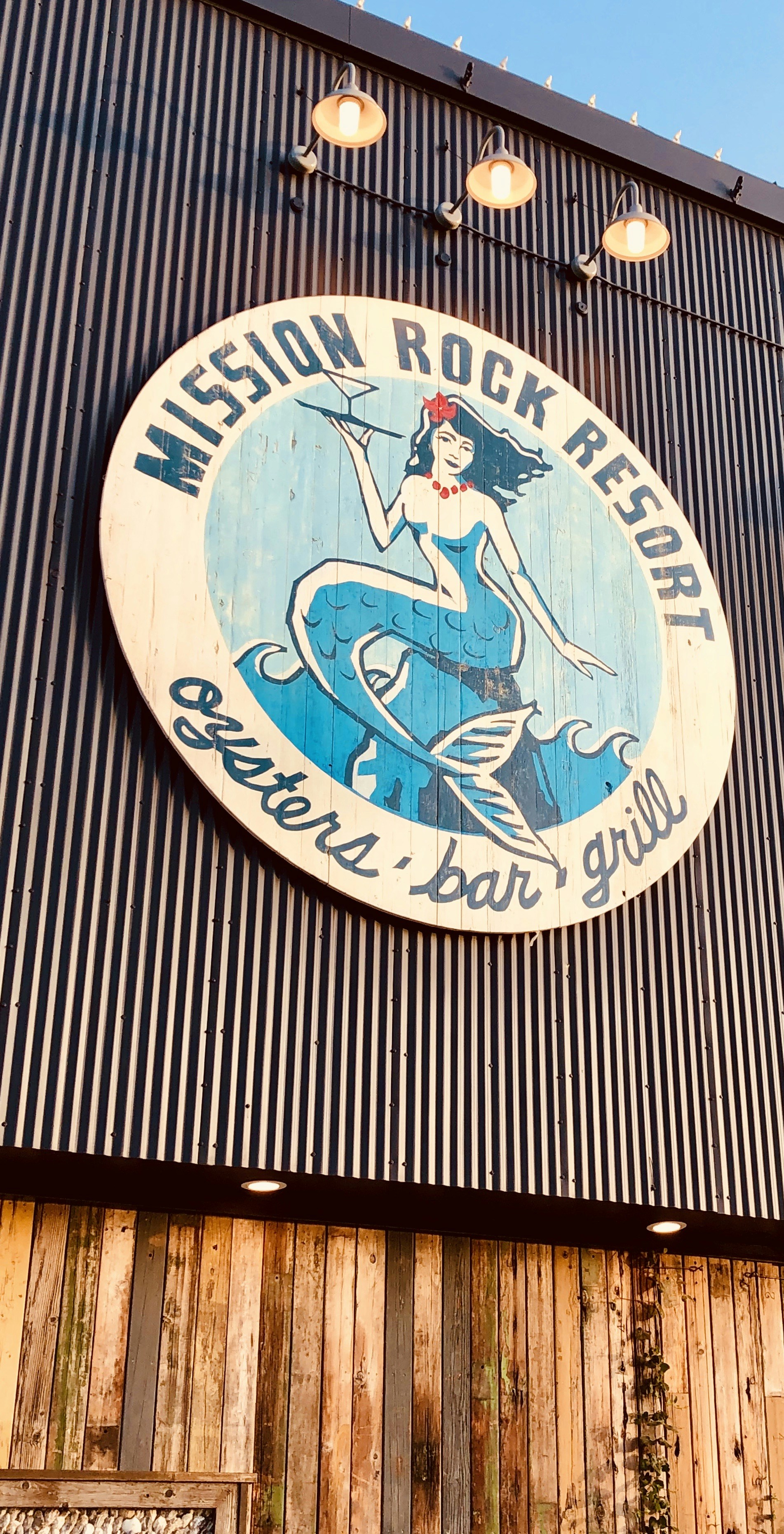 Foto Un letrero grande en el costado de un edificio – Imagen Bahía de ...