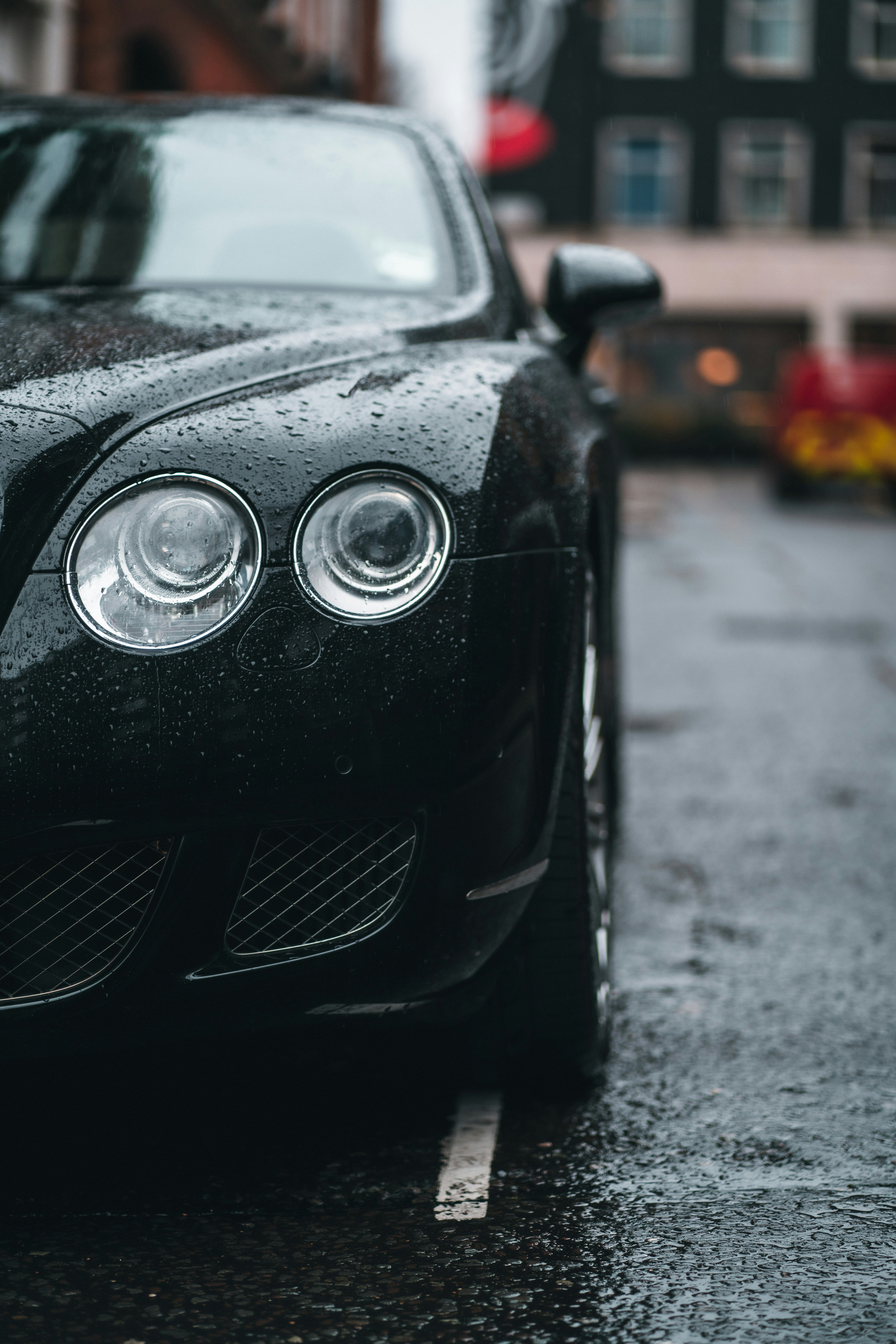 Foto Un auto deportivo negro estacionado al costado de la carretera ...