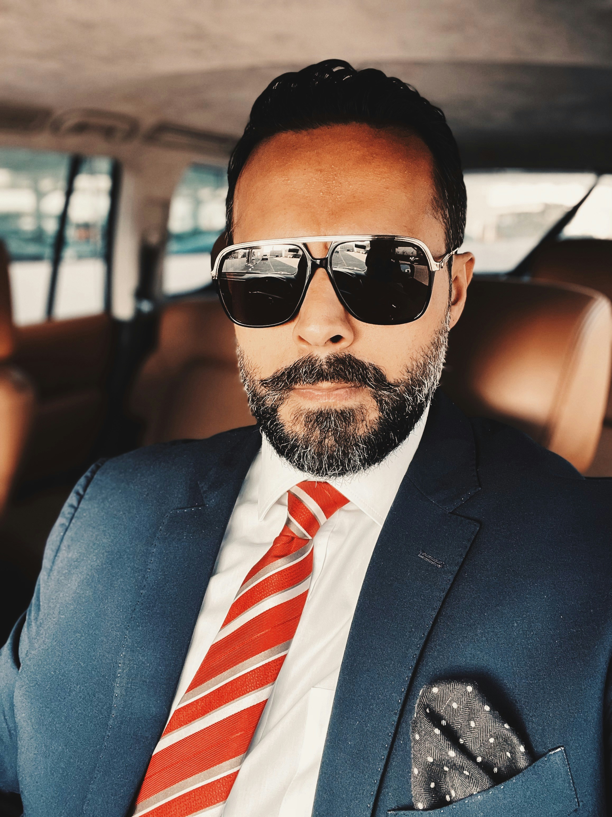 Foto Un hombre con traje y corbata con gafas de sol – Imagen Corbata ...