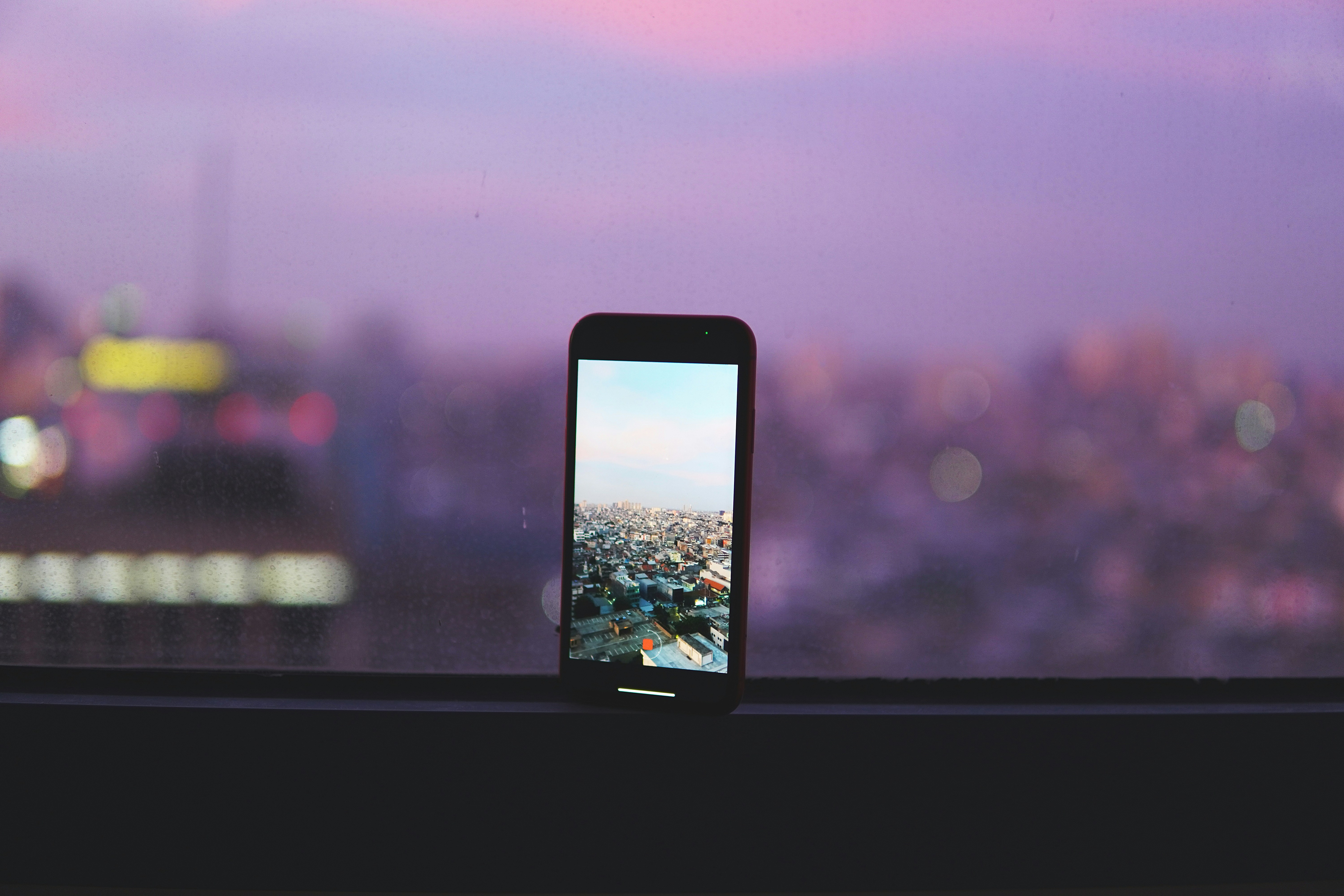 Un téléphone cellulaire posé sur le rebord d’une fenêtre photo – Image ...