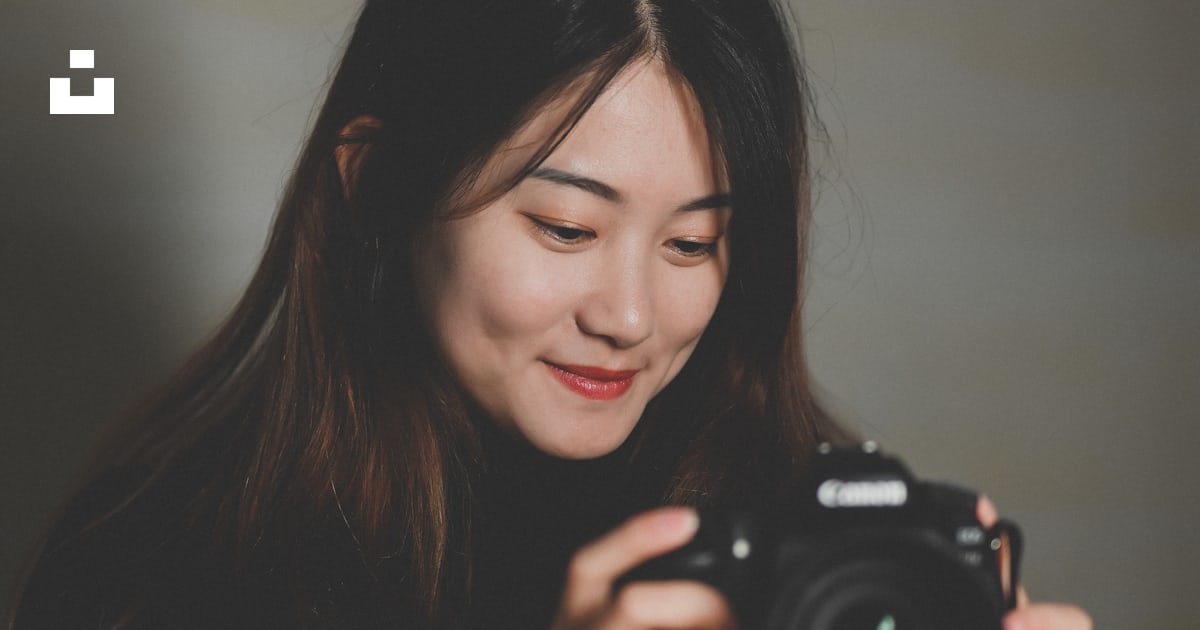 カメラで本の写真を撮る女性の写真 Unsplashの無料中国写真