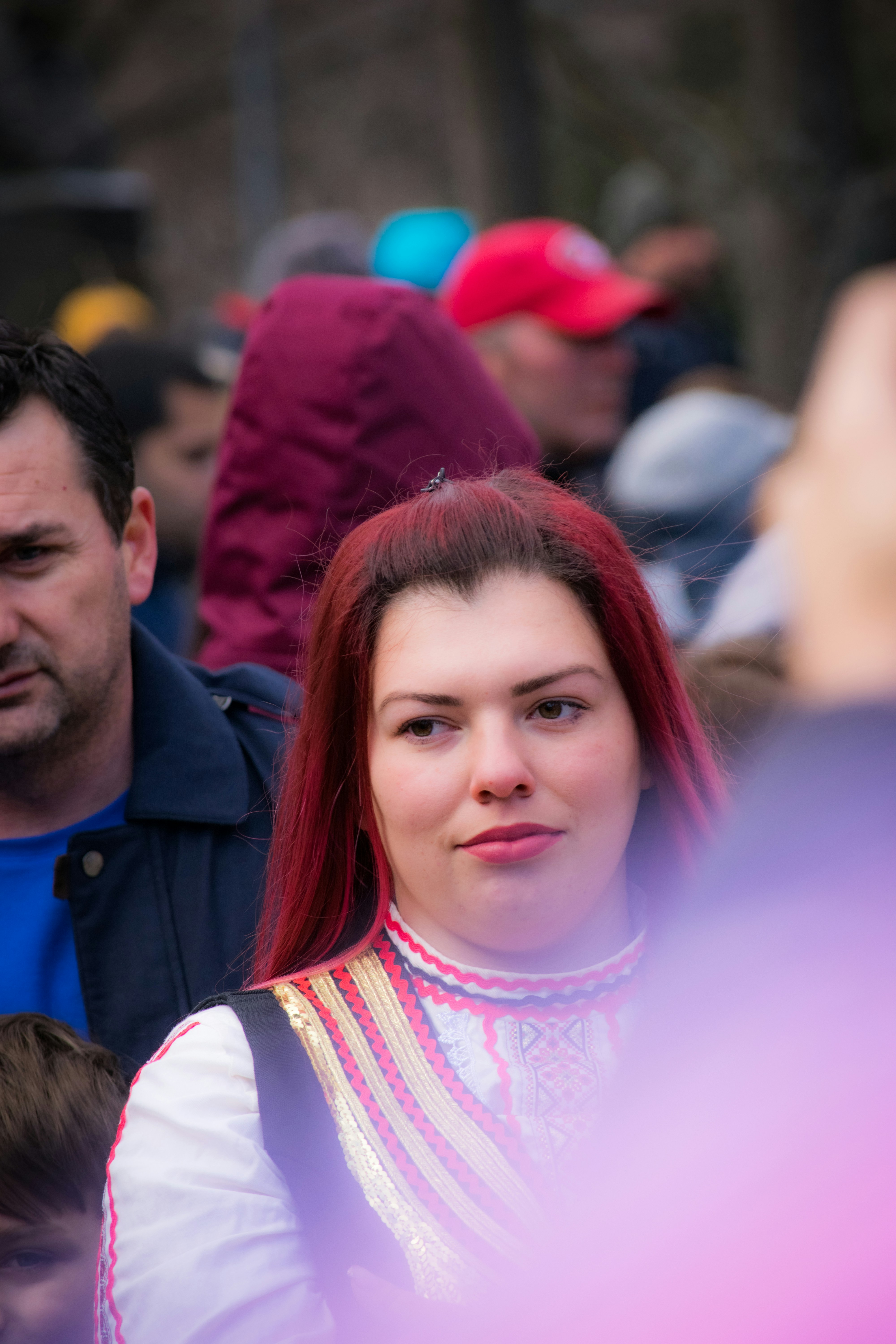 Foto Una mujer pelirroja parada entre una multitud – Imagen Persona ...