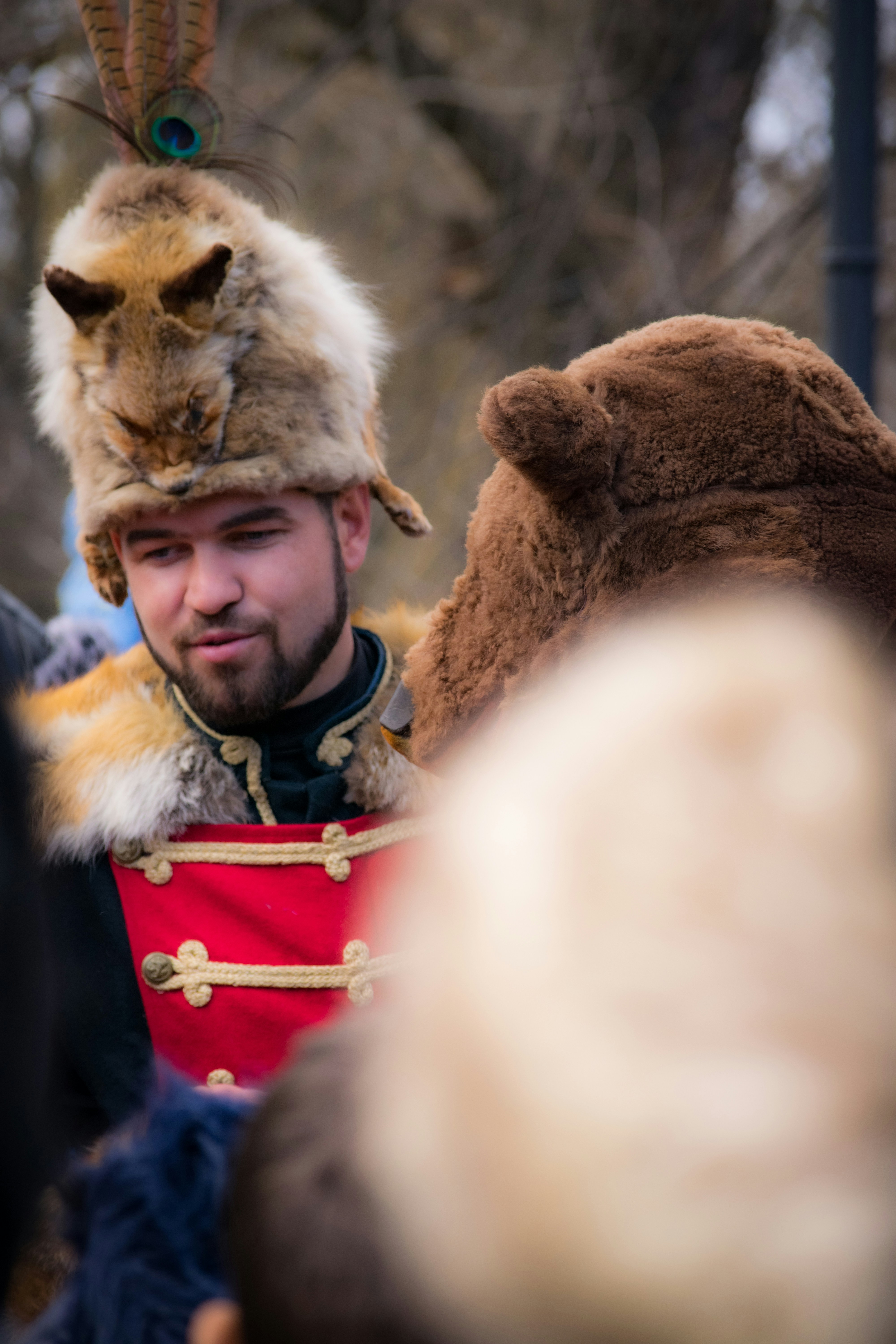 Un homme en costume avec un ours sur la tête photo – Photo Humain ...