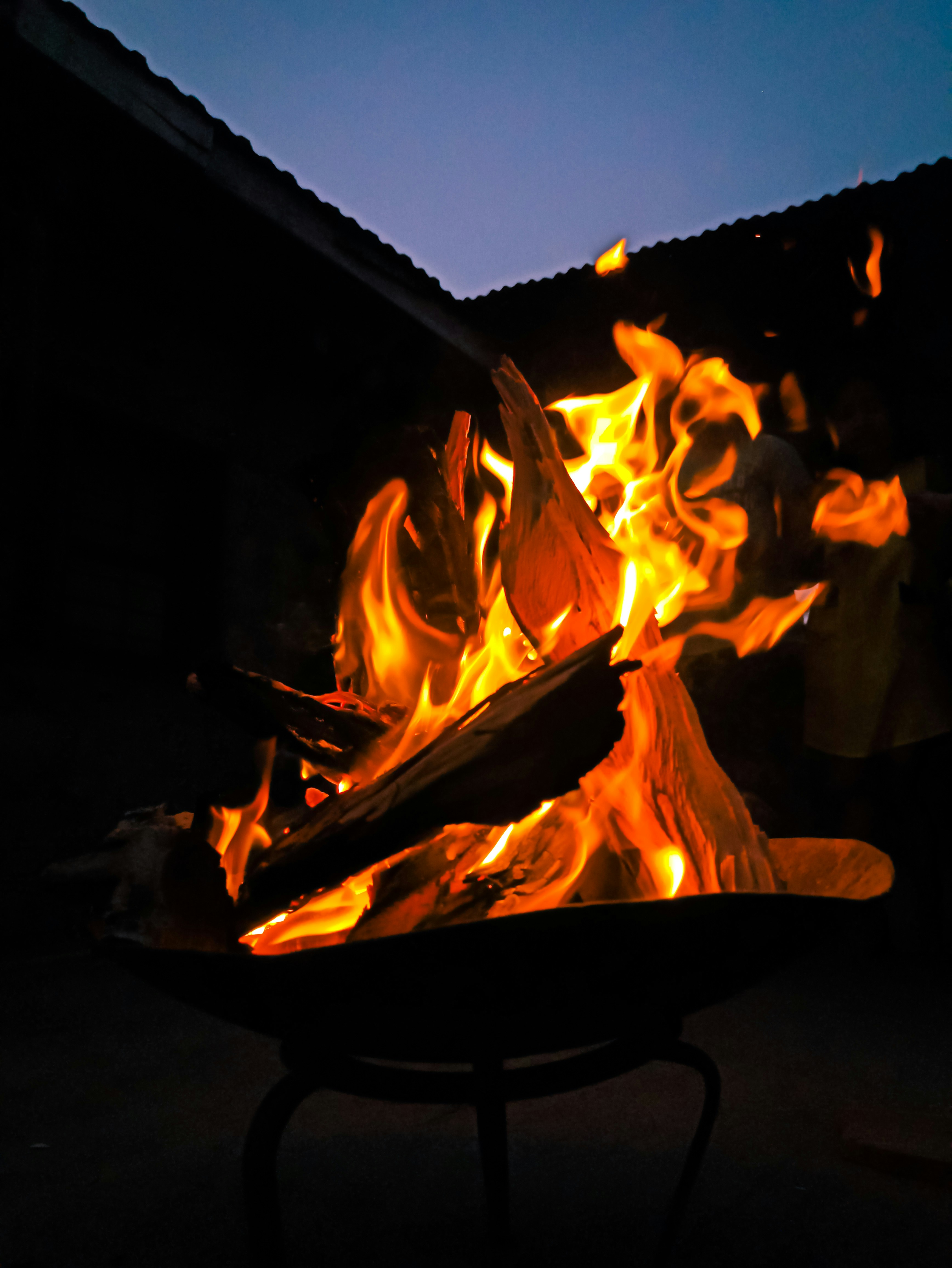 A fire pit with flames burning inside of it photo – Free Bonfire Image ...