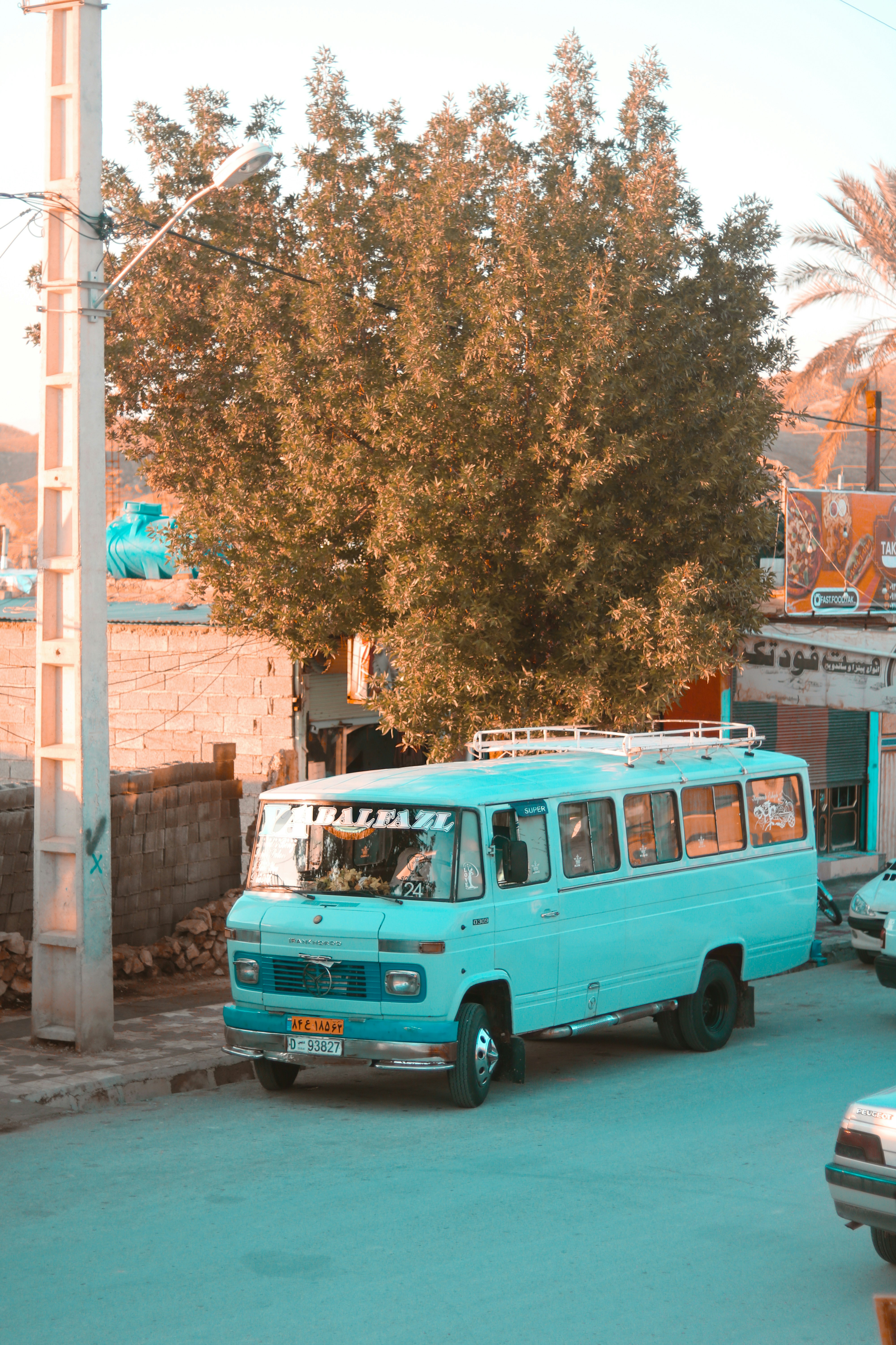 Une camionnette bleue garée sur le bord d’une route photo – Photo ...