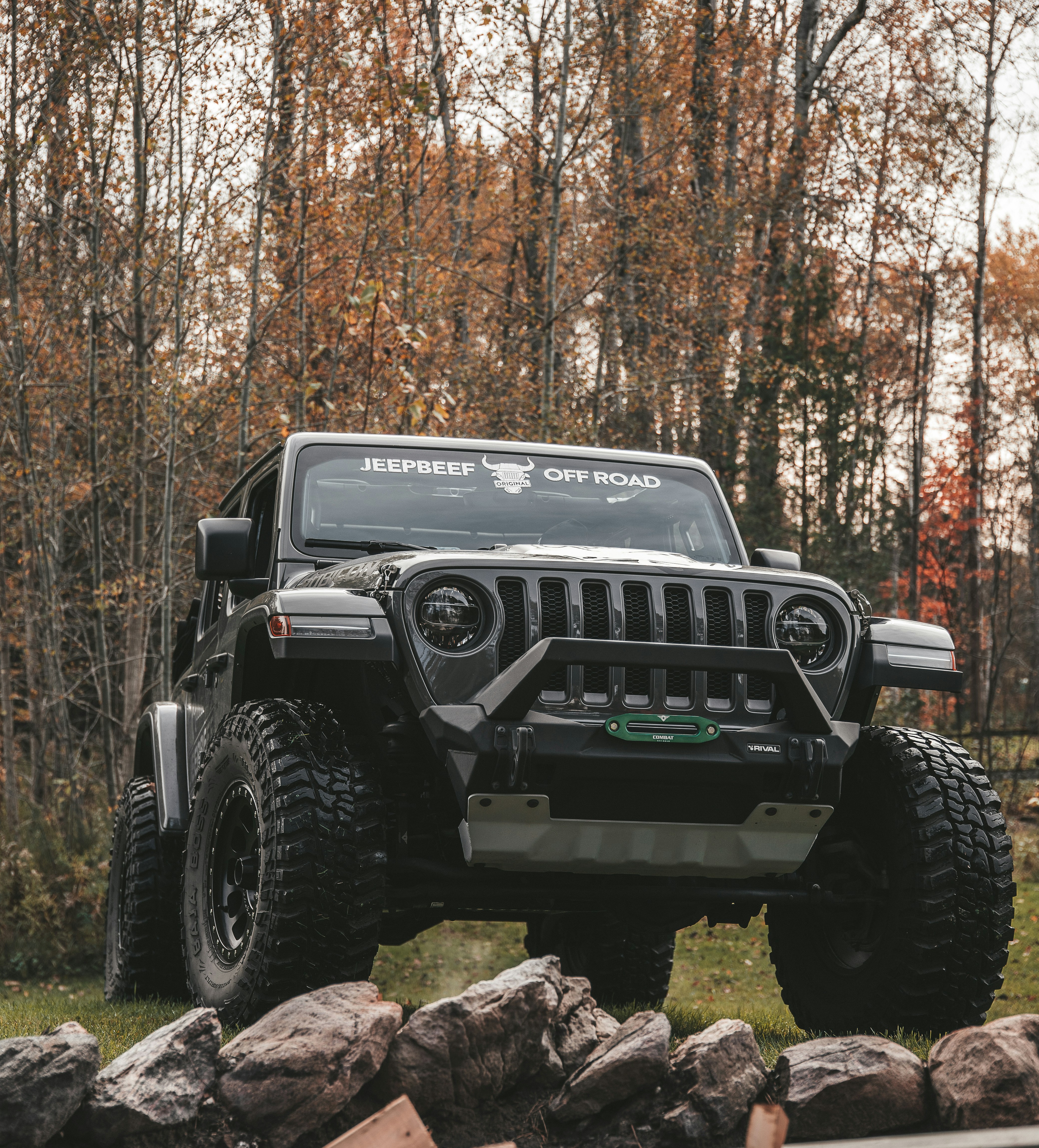 A black jeep is parked in the grass photo – Free Jeep Image on Unsplash