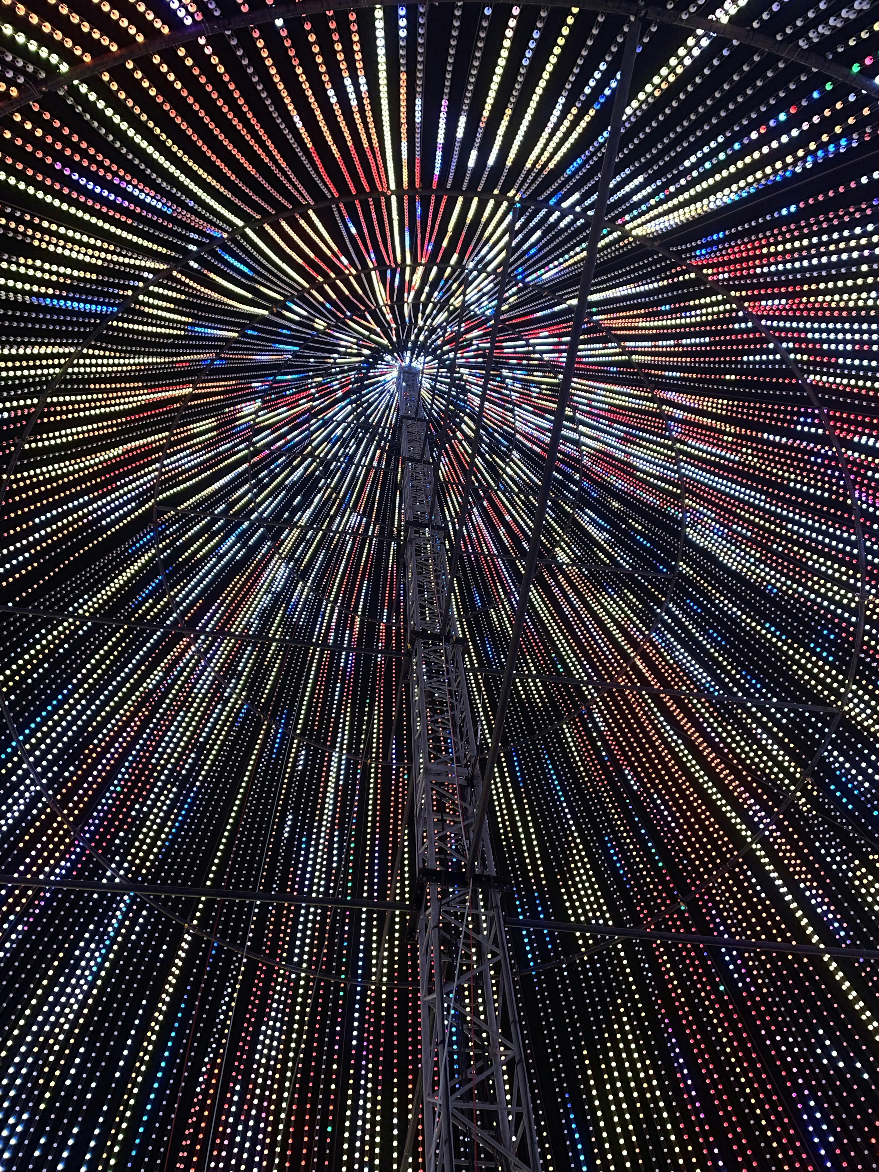 A very tall structure with lots of lights on it photo – Free 蒙特利尔 Image ...