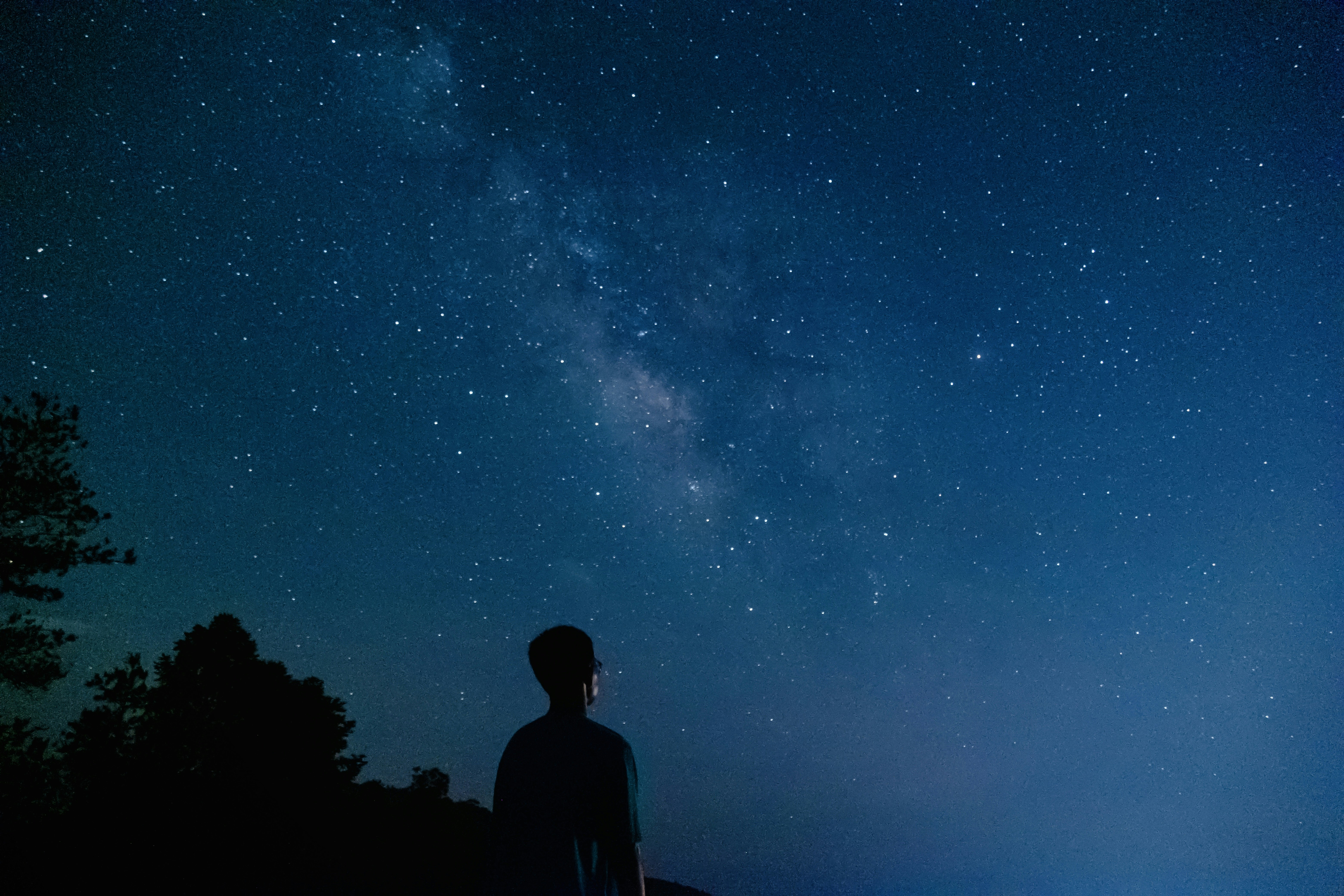 A man looking up at the stars in the night sky photo – Free Nanping ...