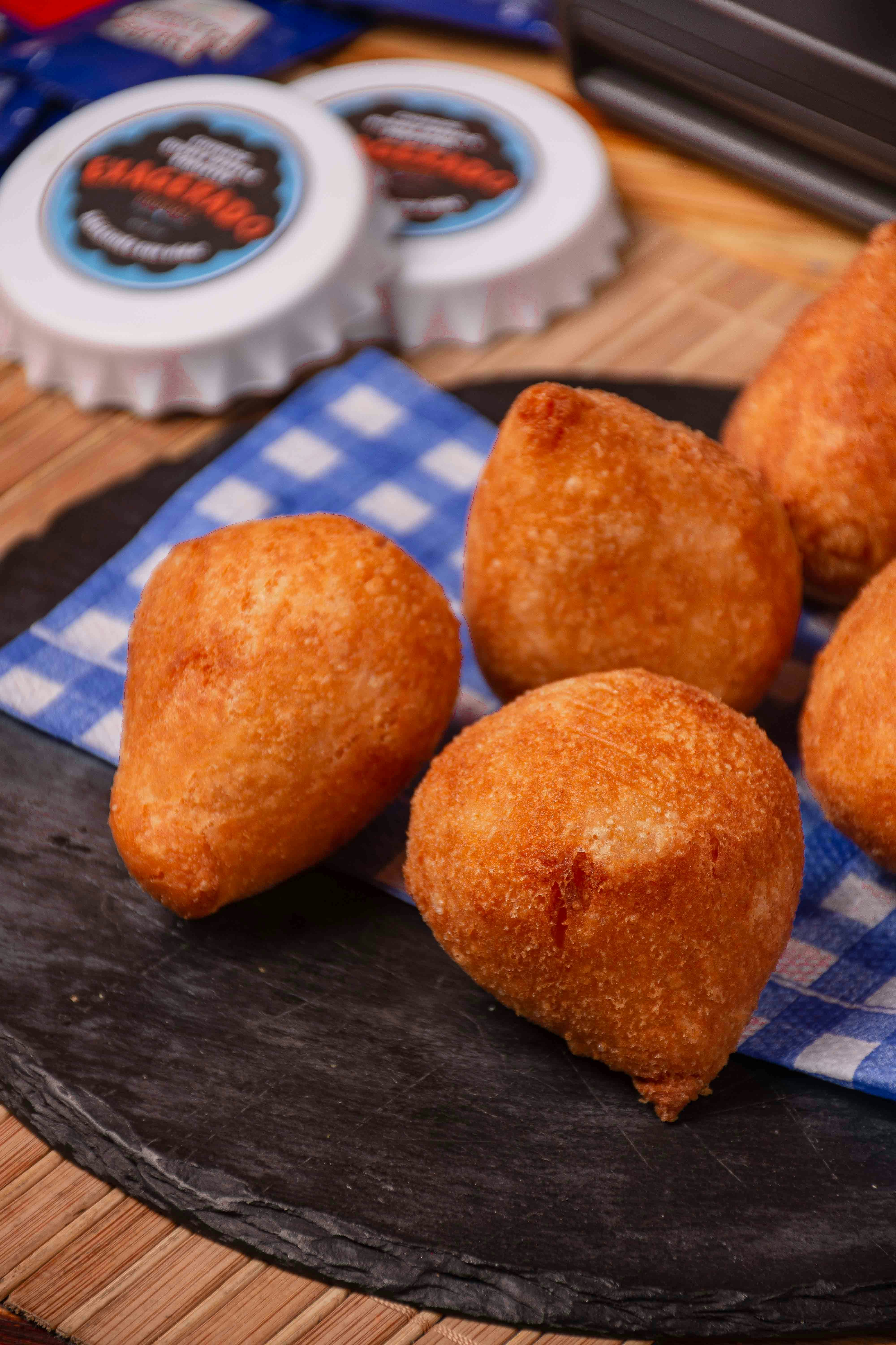 Une assiette noire garnie de beignets sur le dessus d’une table photo ...