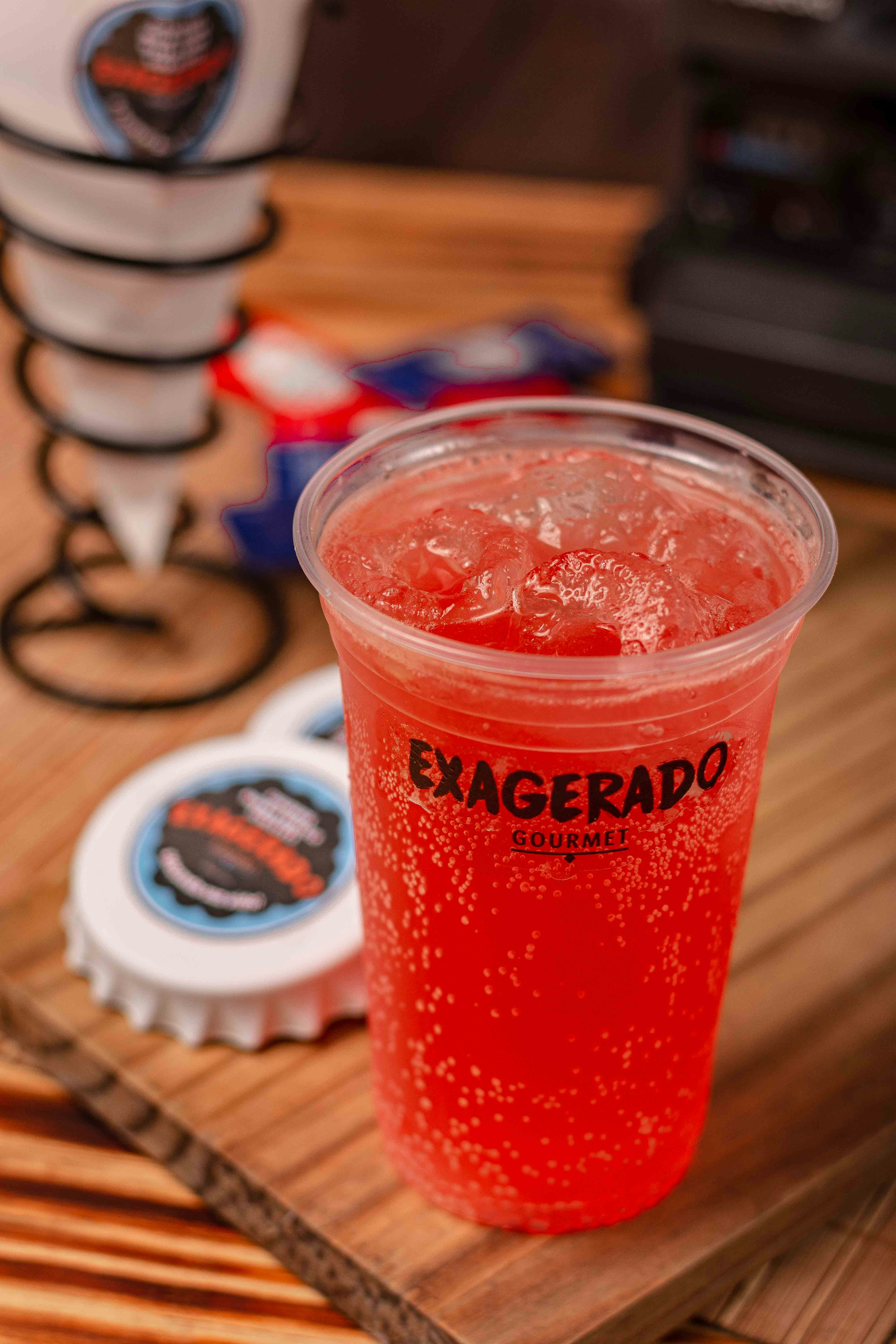 Une boisson rouge posée sur un plateau en bois photo – Photo Aliments ...