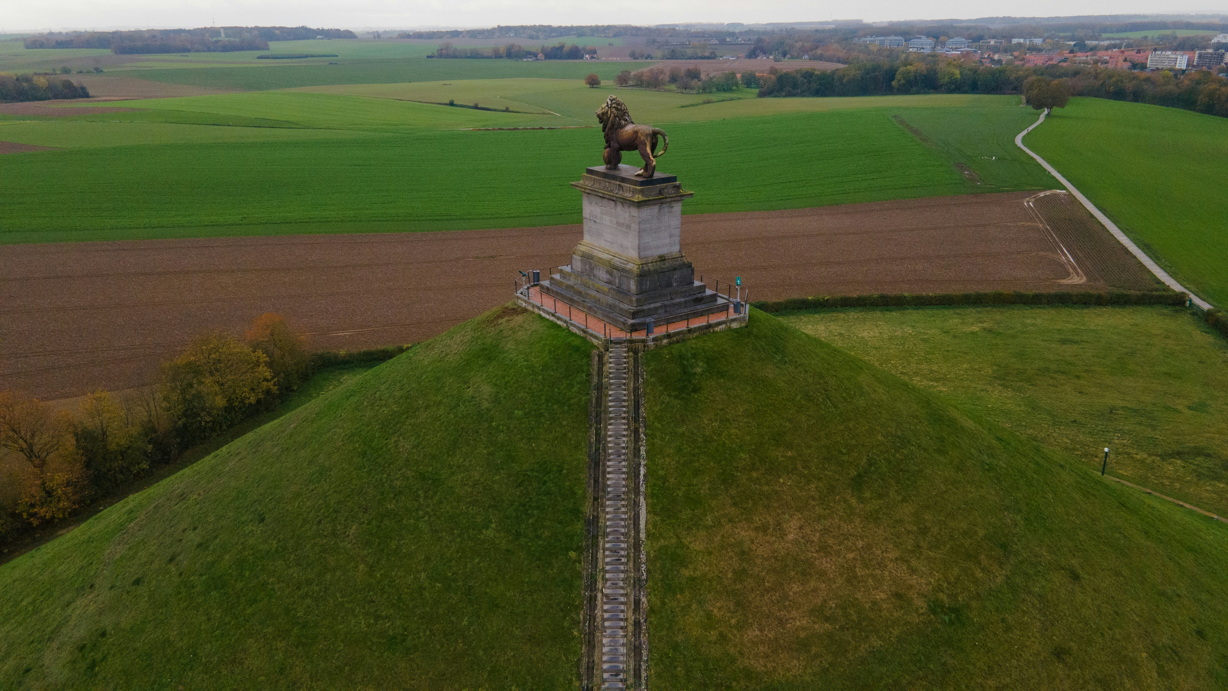 Vue aérienne d’une statue d’un homme à cheval photo – Photo Waterloo ...