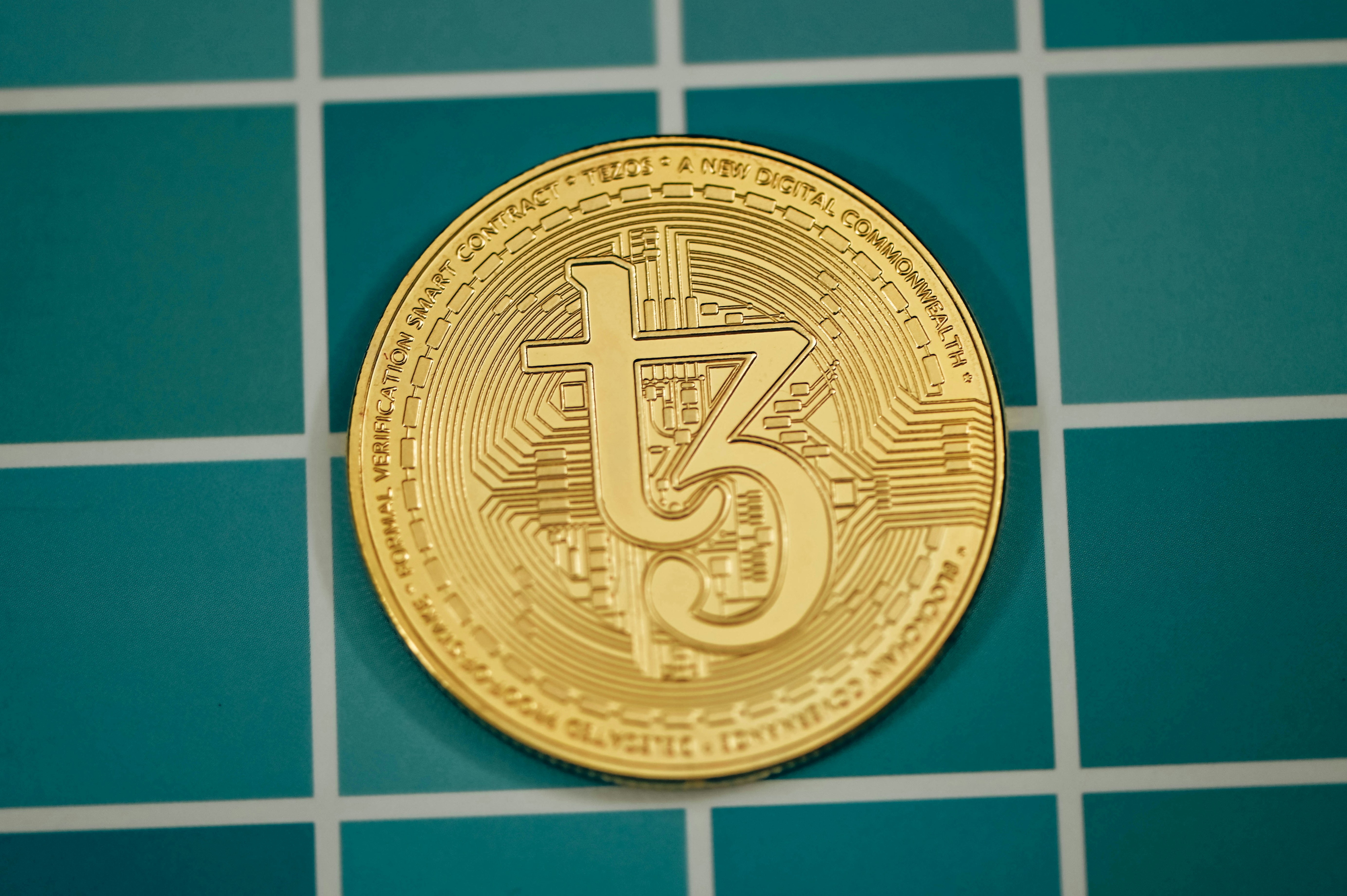 Nahaufnahme einer Münze auf einer gefliesten Oberfläche Foto ...