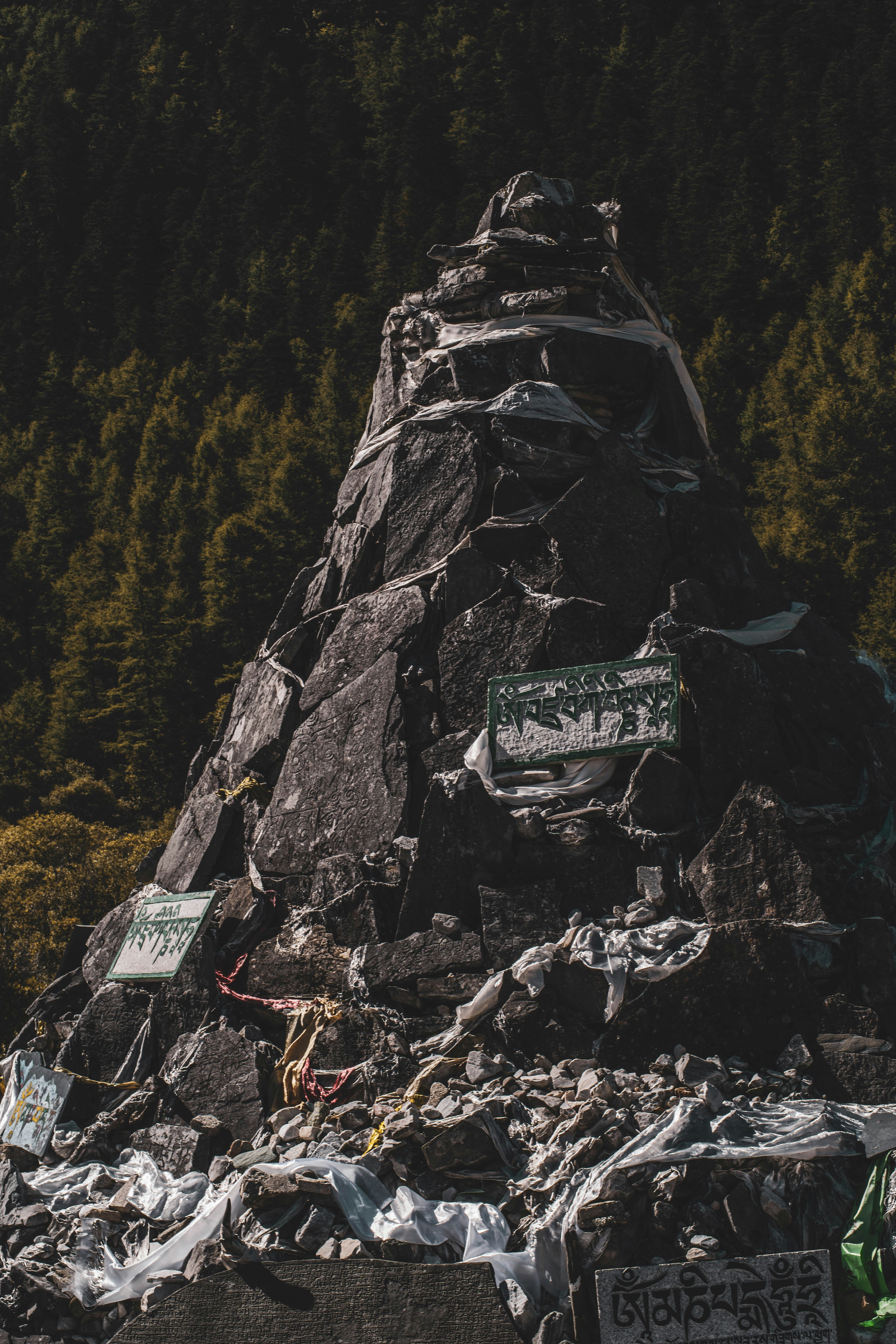 Foto zum Thema Ein großer Felsen mit vielen Schildern darauf ...