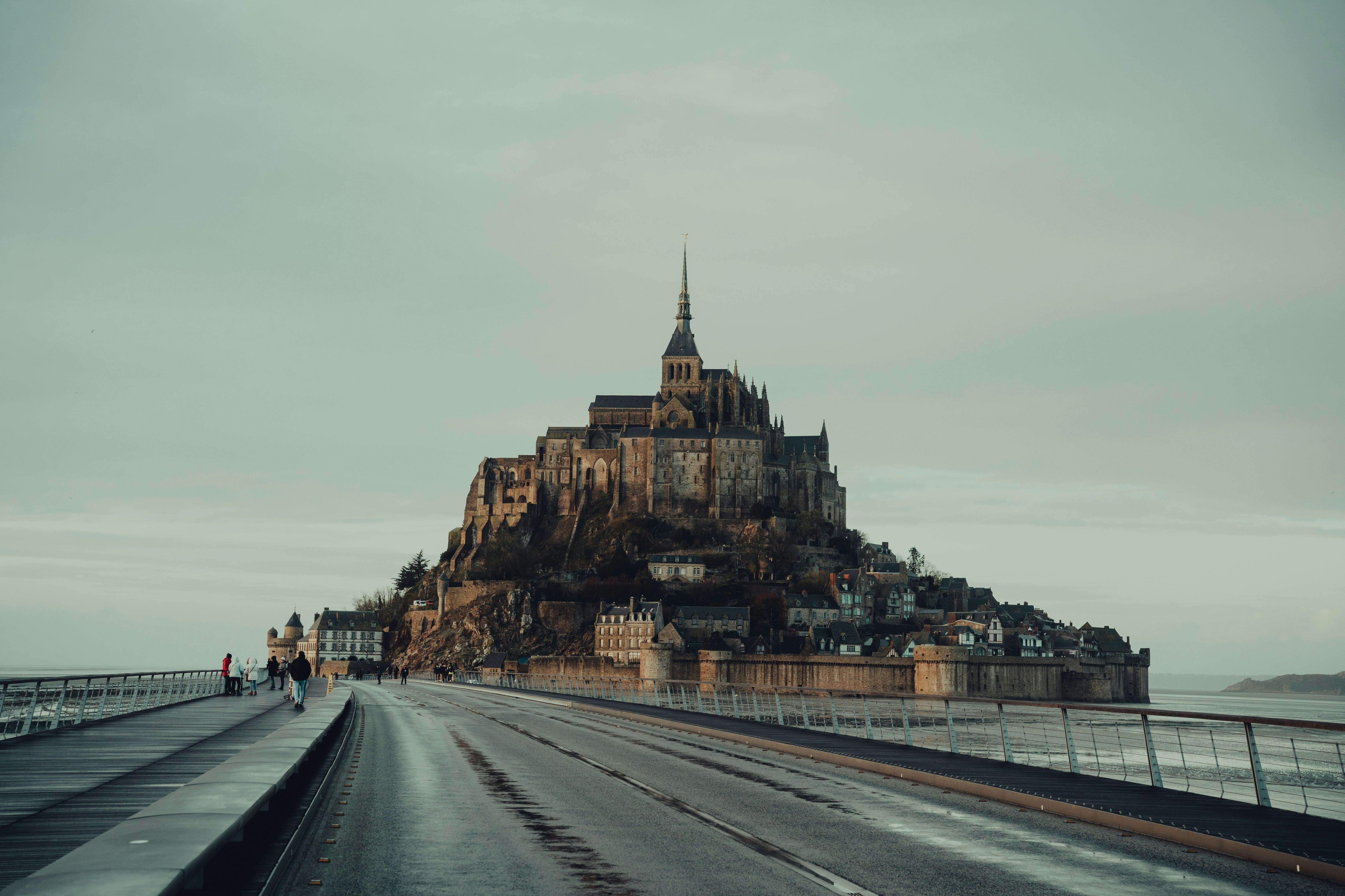 A very tall castle sitting on top of a bridge photo – Free Architecture ...
