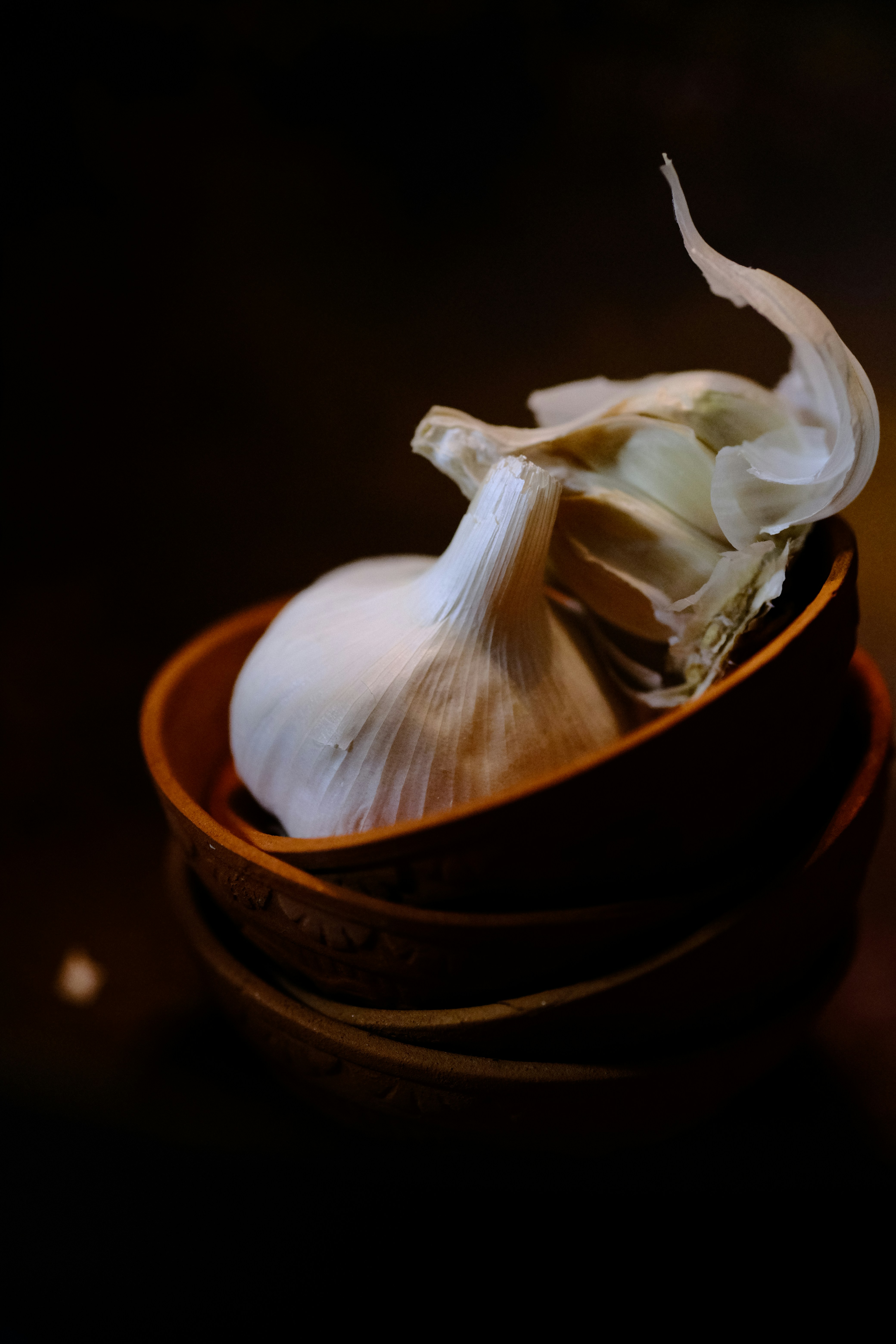 A close up of a bunch of garlic in a bowl photo – Free Garlic Image on ...