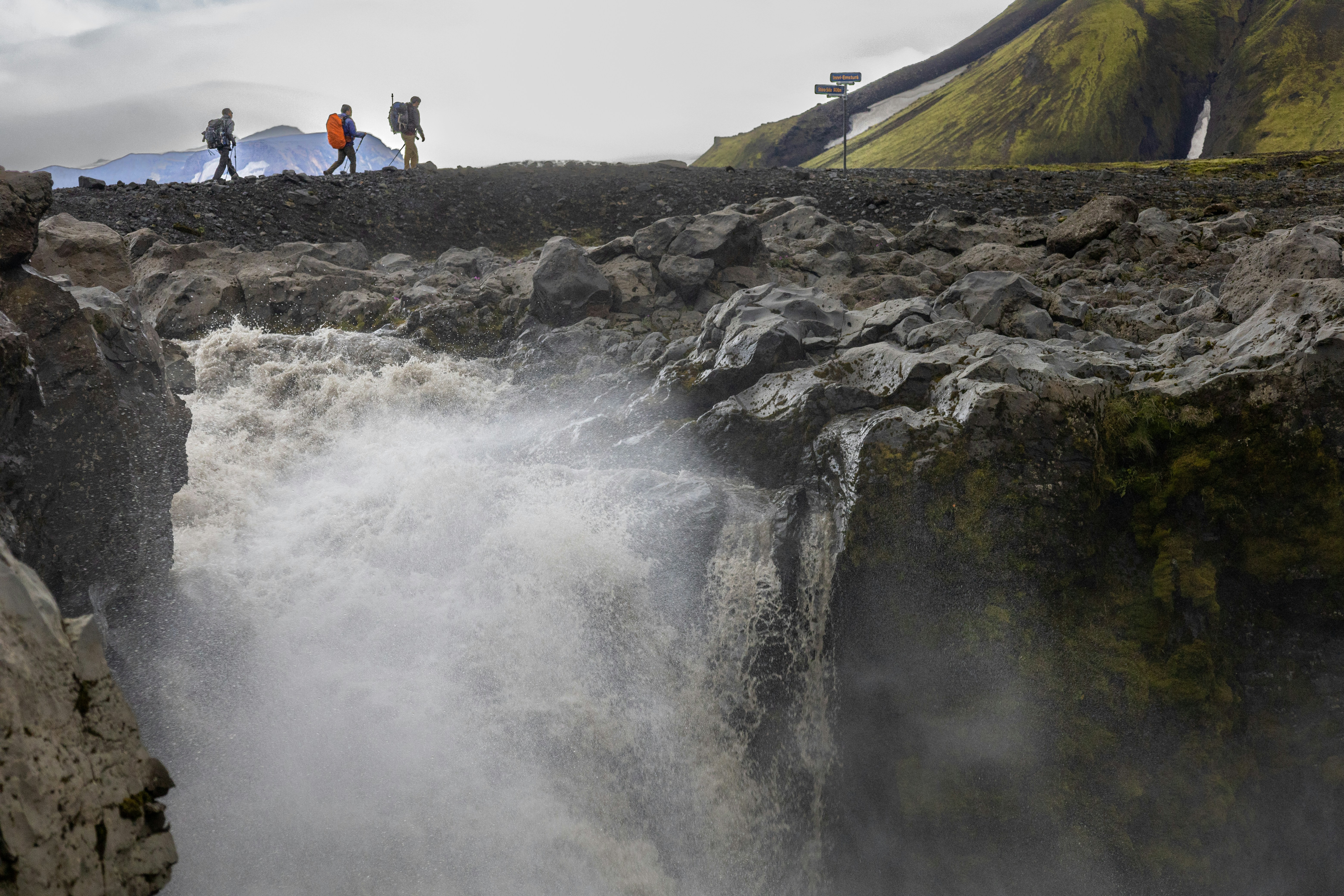 Un groupe de personnes debout au sommet d’une cascade photo – Photo ...