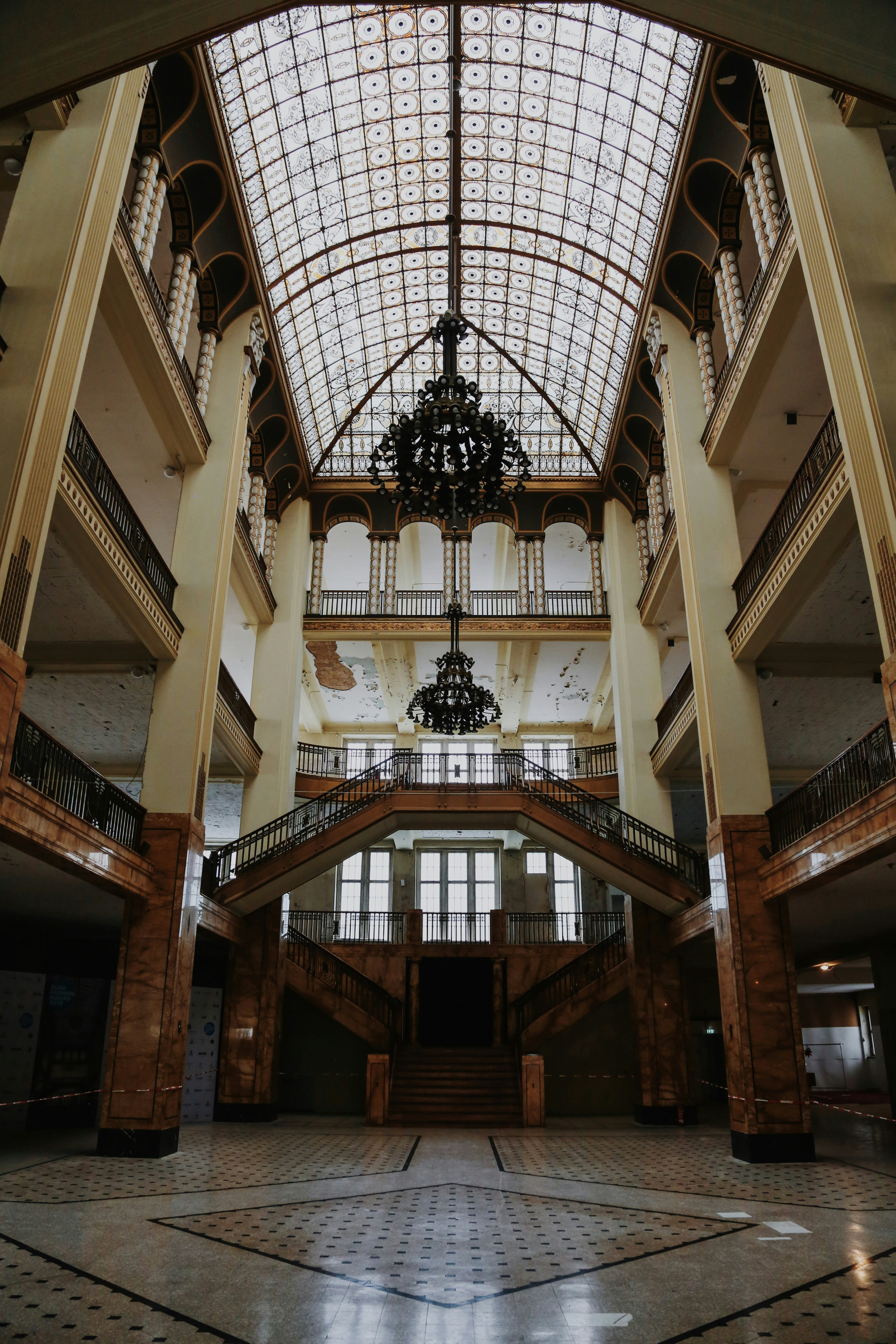L’intérieur d’un bâtiment avec un lustre suspendu au plafond photo ...