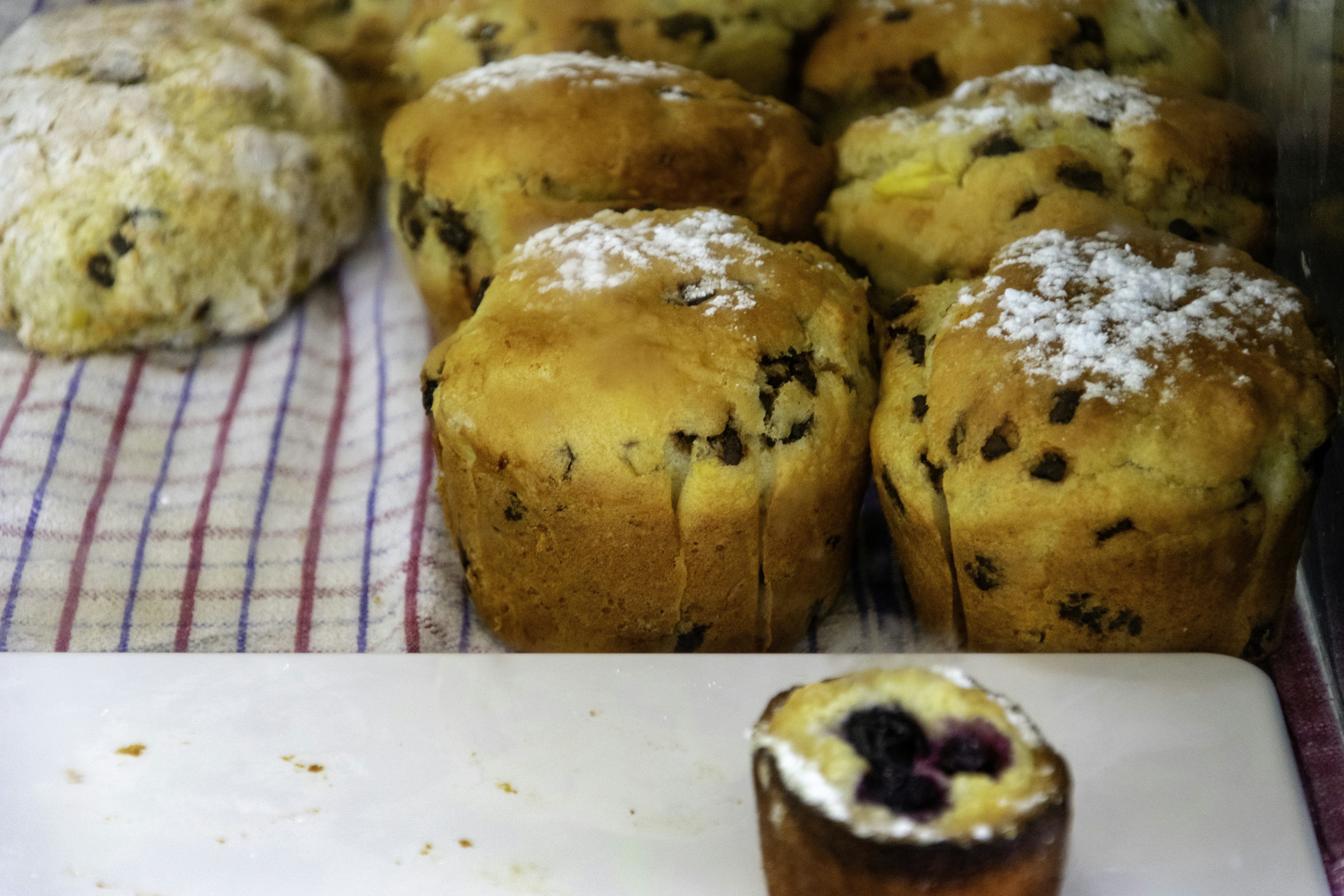 A bunch of muffins that are on a table photo – Free Food Image on Unsplash